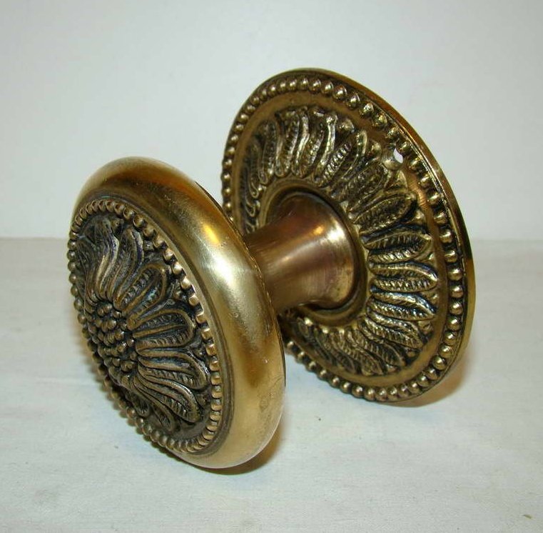 Ручка дверная, медный сплав, литье, 1900-1950 гг. стоимостью 822 руб.