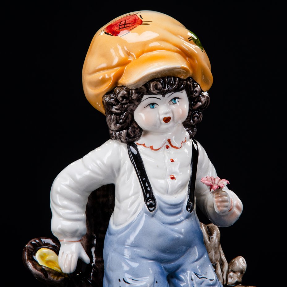 Статуэтка винтажная Мальчик с цветком в стилистике Capodimonte фаянс роспись золочение