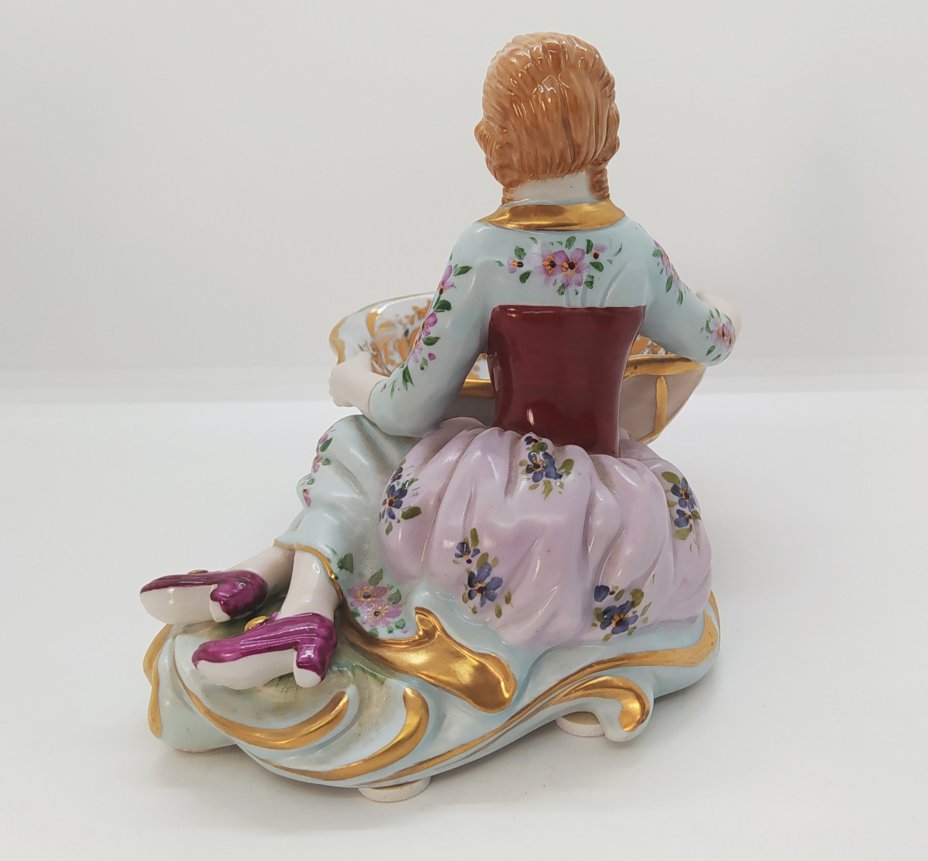 Статуэтка Девушка с корзиной стилизация под Мейсен фарфор роспись золочение Китай 2000