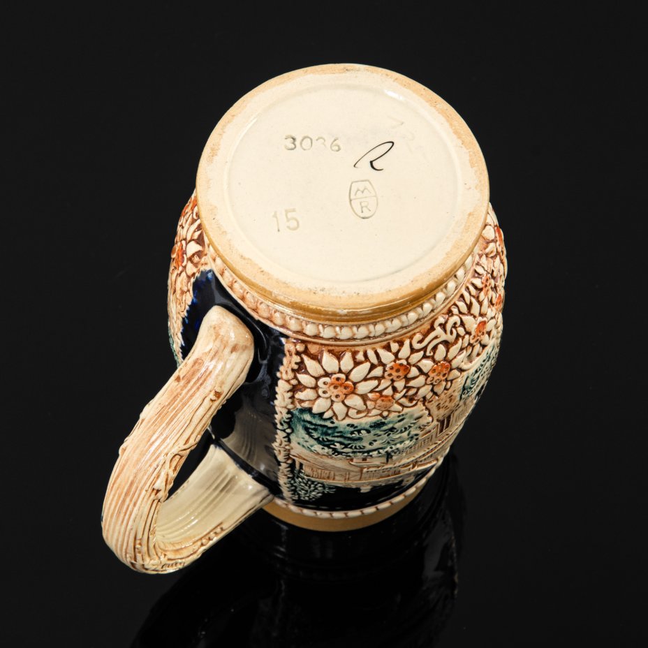 Кружка пивная с рельефным изображением жанровой сцены в трактире ...