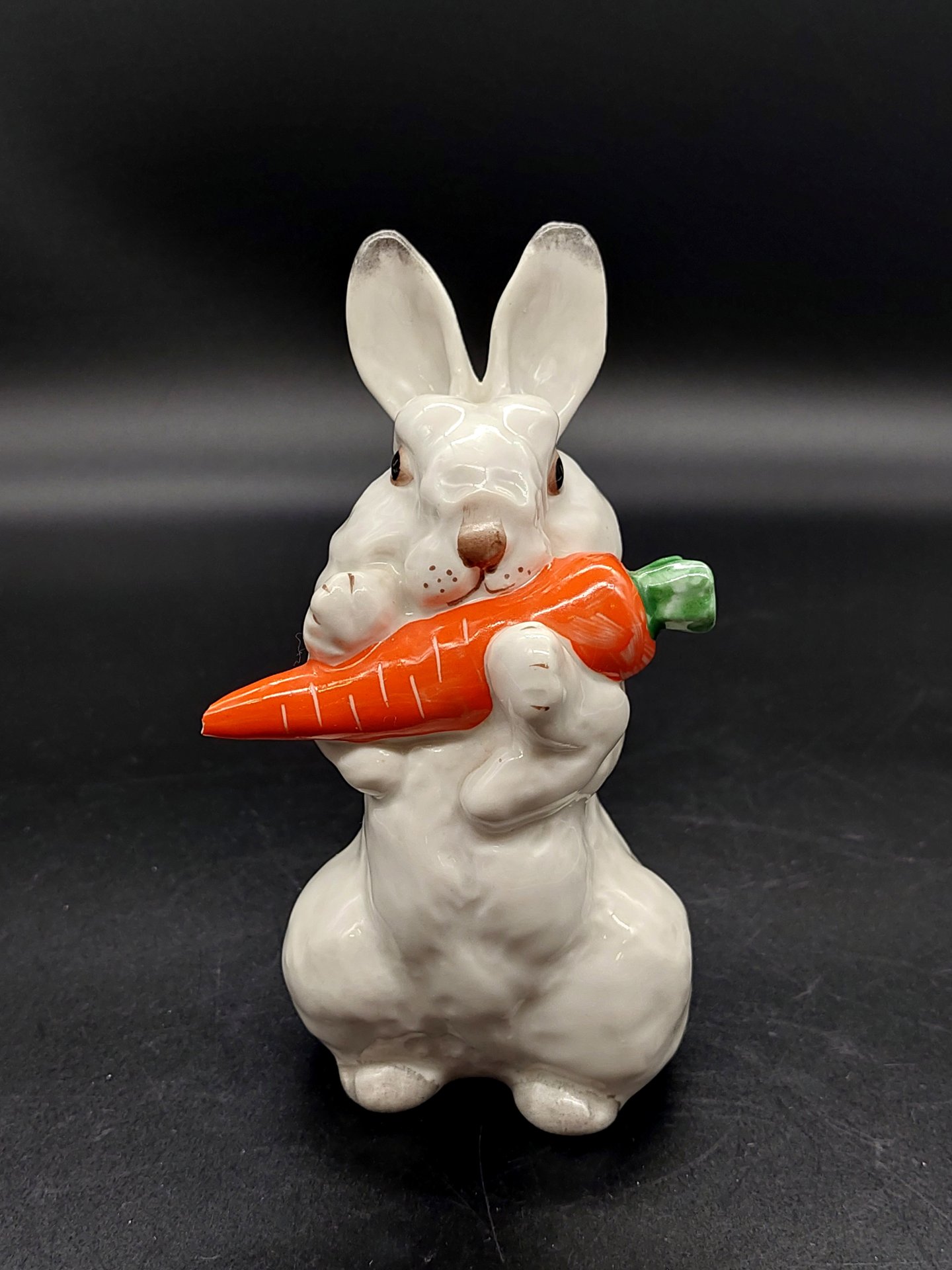 Статуэтка "Заяц с морковкой", скульптор Е.И. Чарушин, фарфор, роспись ...