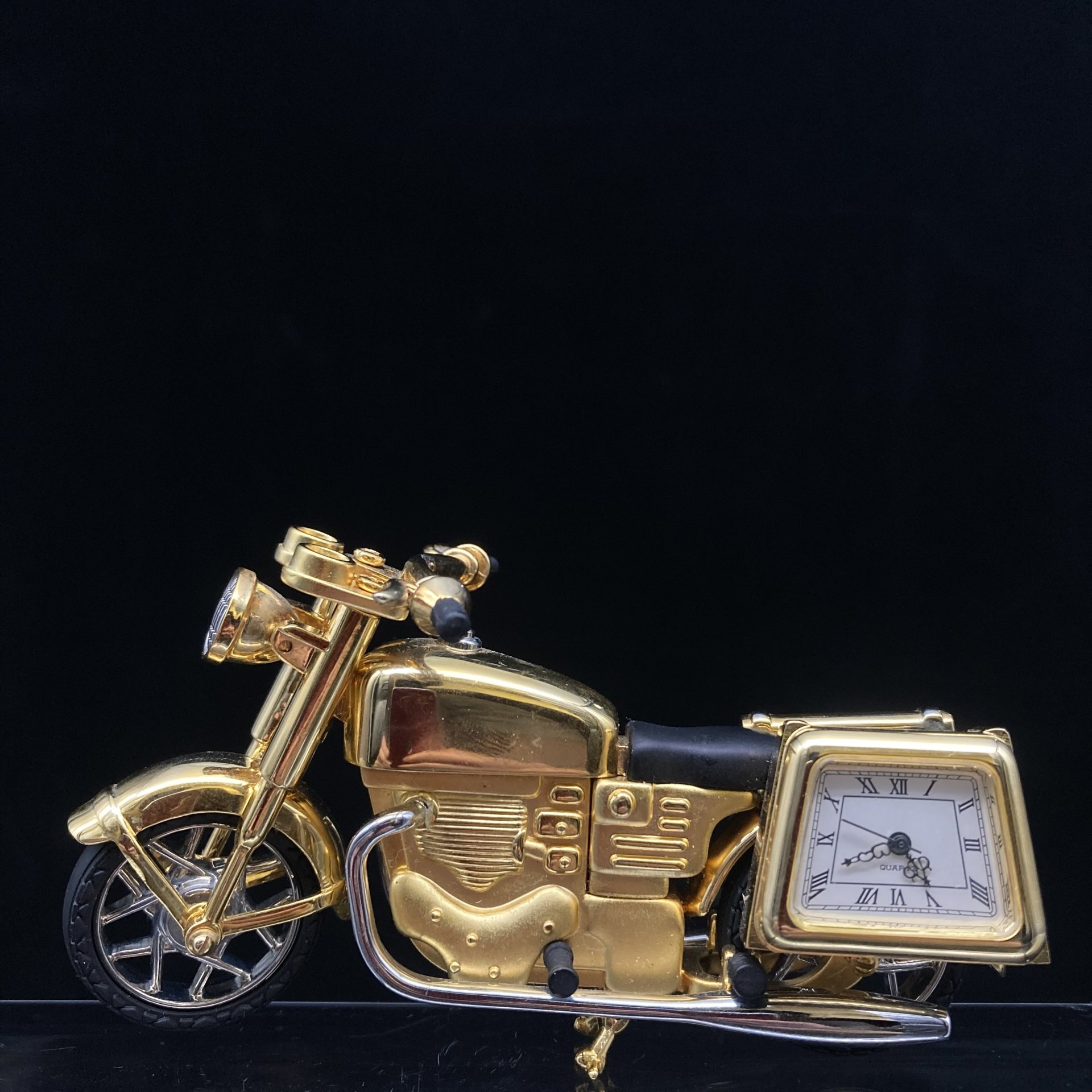 Часы настольные в виде ретро мотоцикла, металл, 1990-2010 гг ...