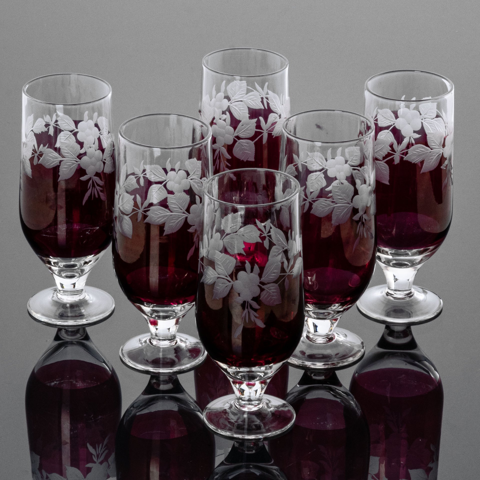 Фужеры для прохладительных напитков, украшенные цветочными мотивами ...