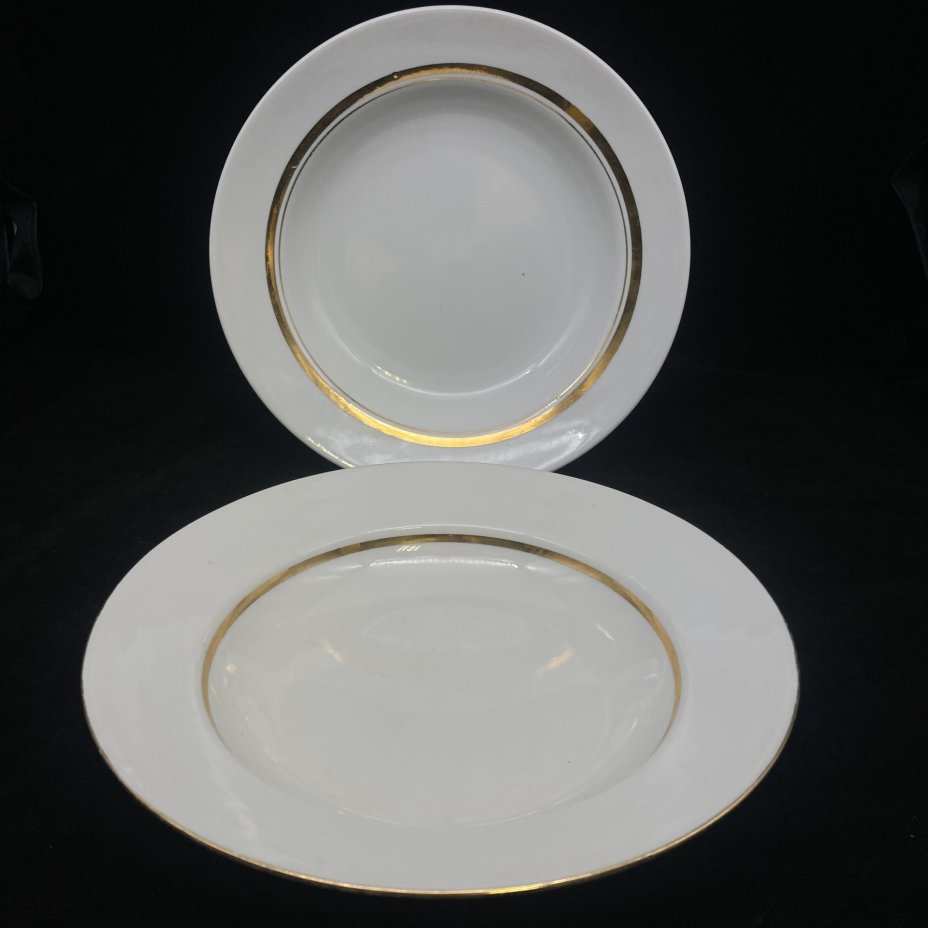 Набор из 2 суповых тарелок в подборе, фарфор, 1970-1991 гг. стоимостью 1490 руб.