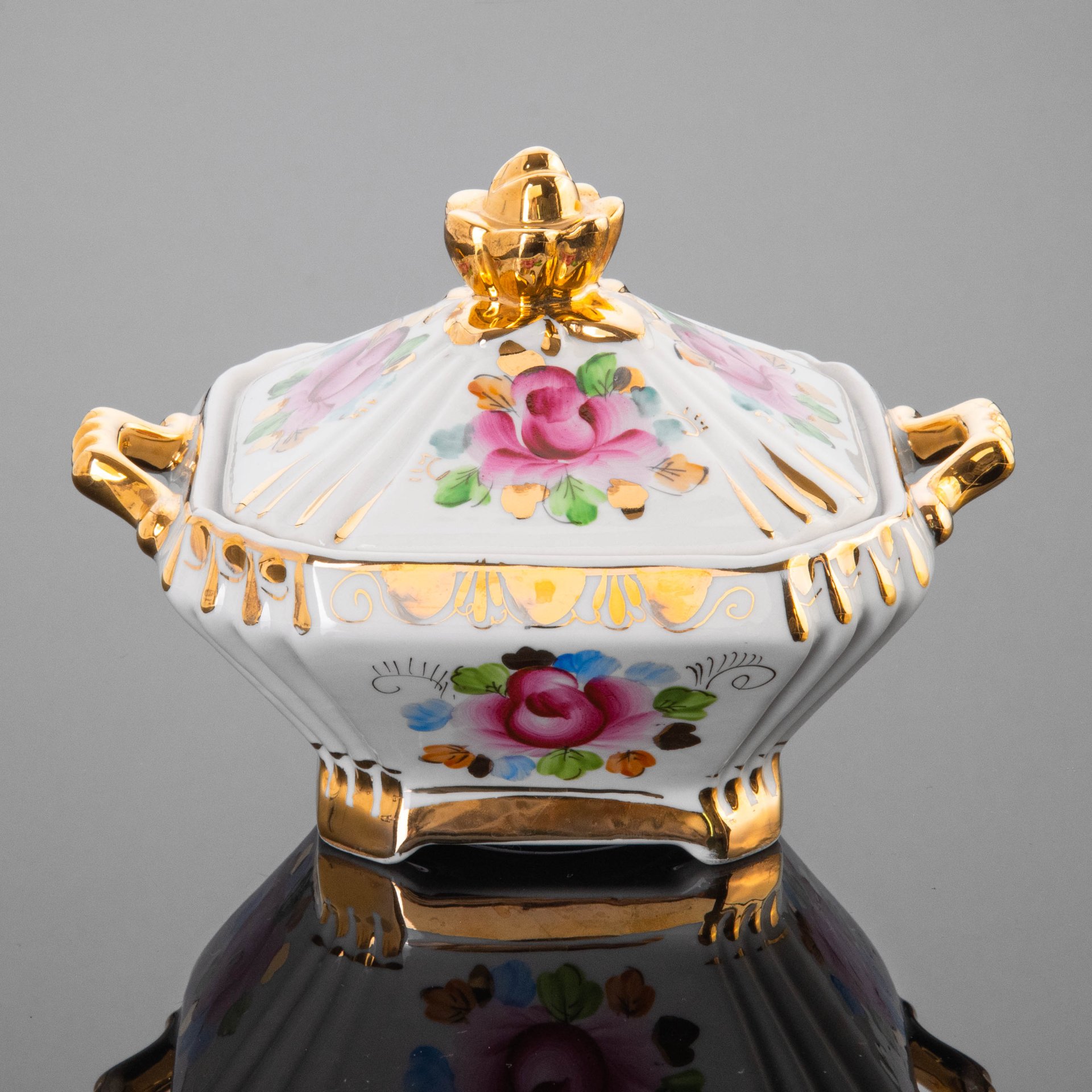 Сахарница, декорированная изображением цветов, фарфор, роспись ...