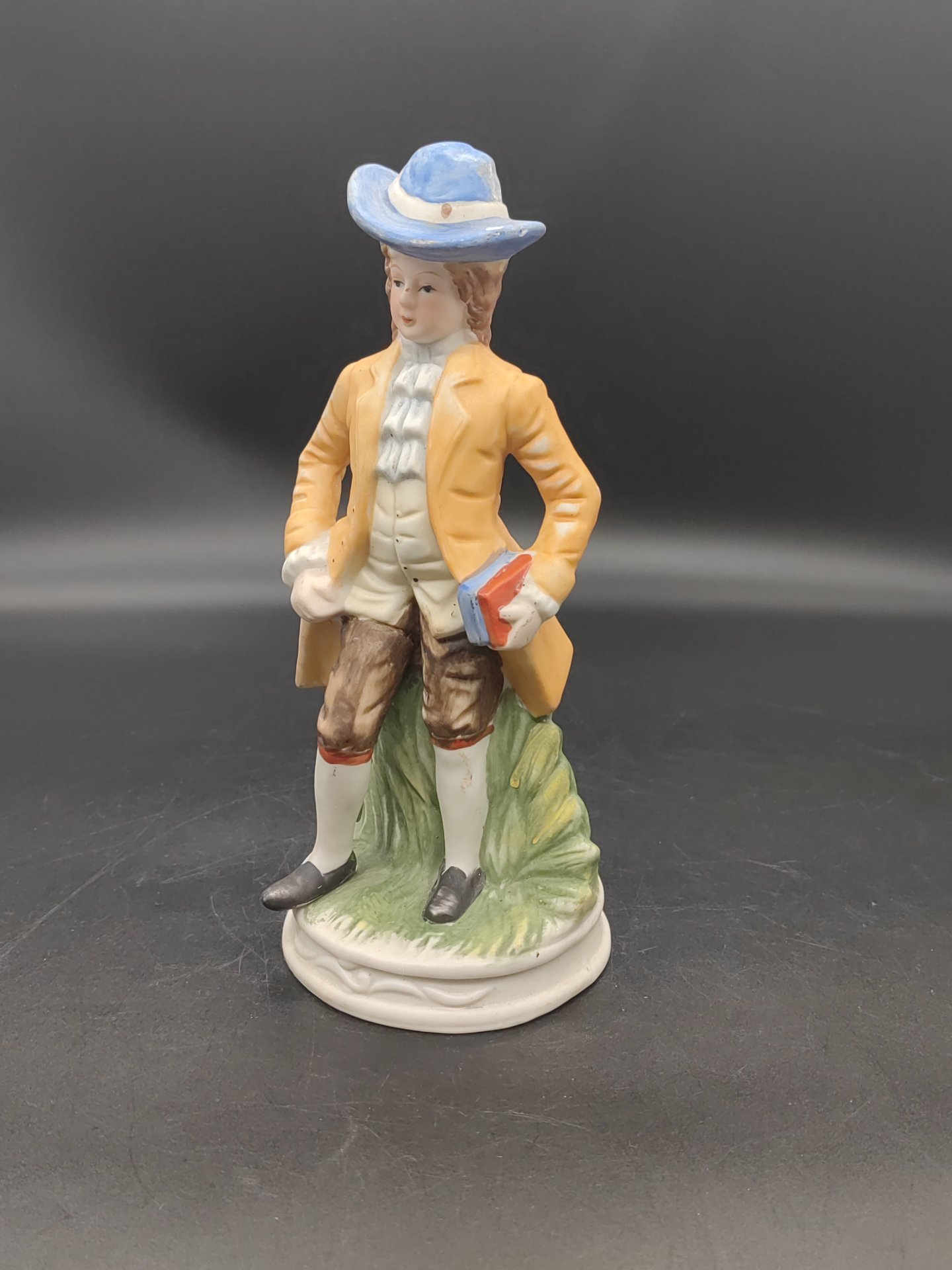 Статуэтка "Кавалер", бисквит, роспись, Европа, 1980-2000 гг. стоимостью ...