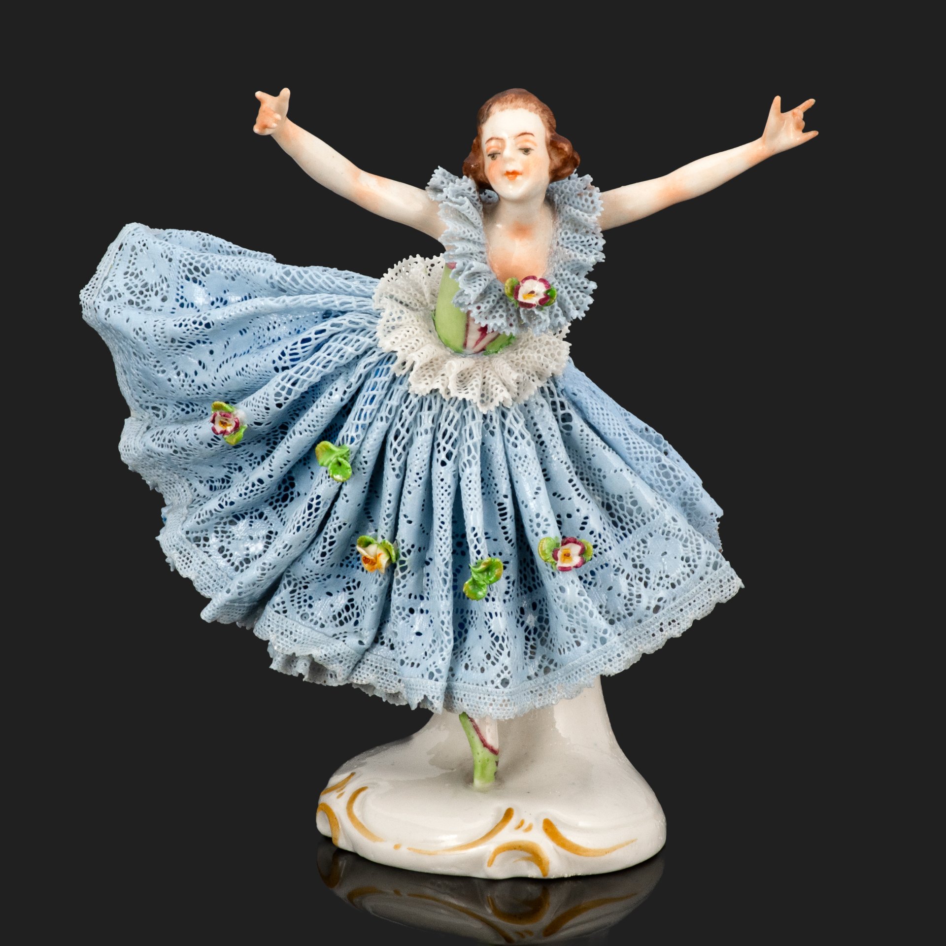 Статуэтка "Танцовщица в голубом кружевном платье", фарфор, кружевной ...