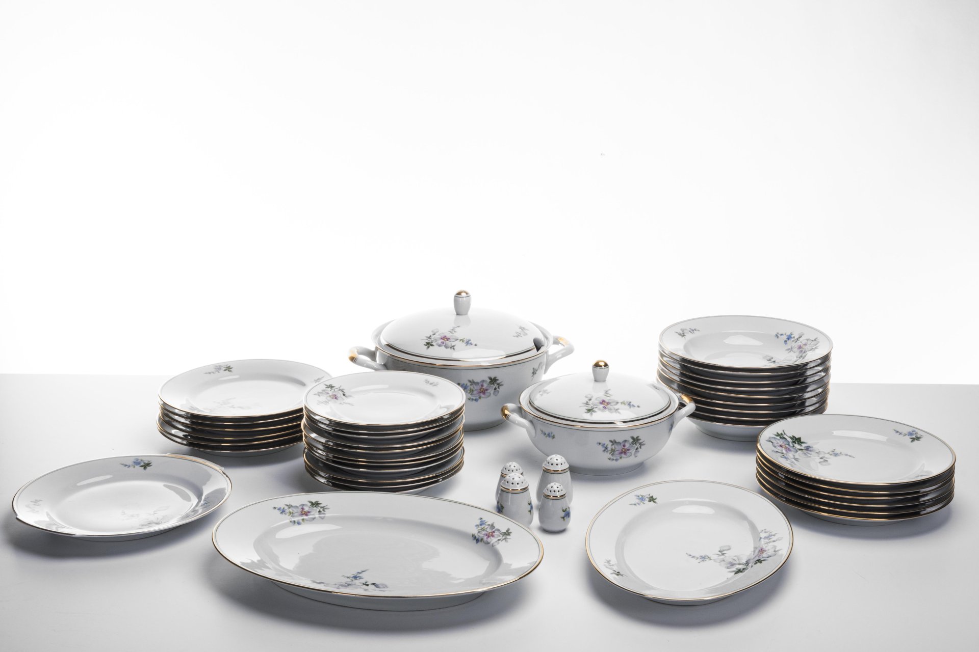 Сервиз столовый с нежным цветочным декором (41 предмет), фарфор, деколь, золочение, Kahla ...