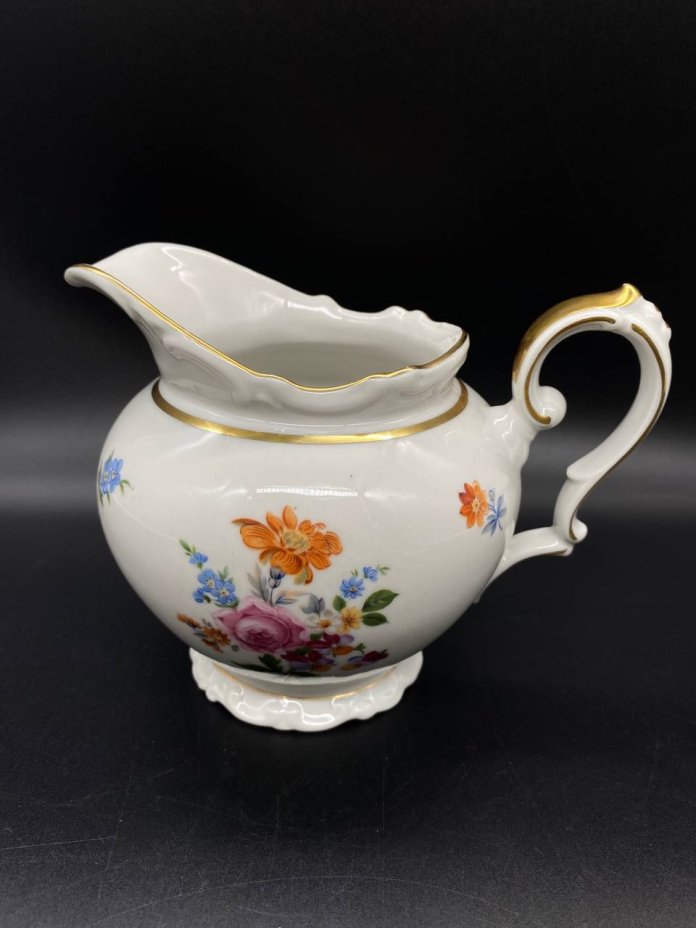 Молочник, украшенный цветочным декором с фигурной ручкой, фарфор, деколь, золочение, Kahla, ГДР ...