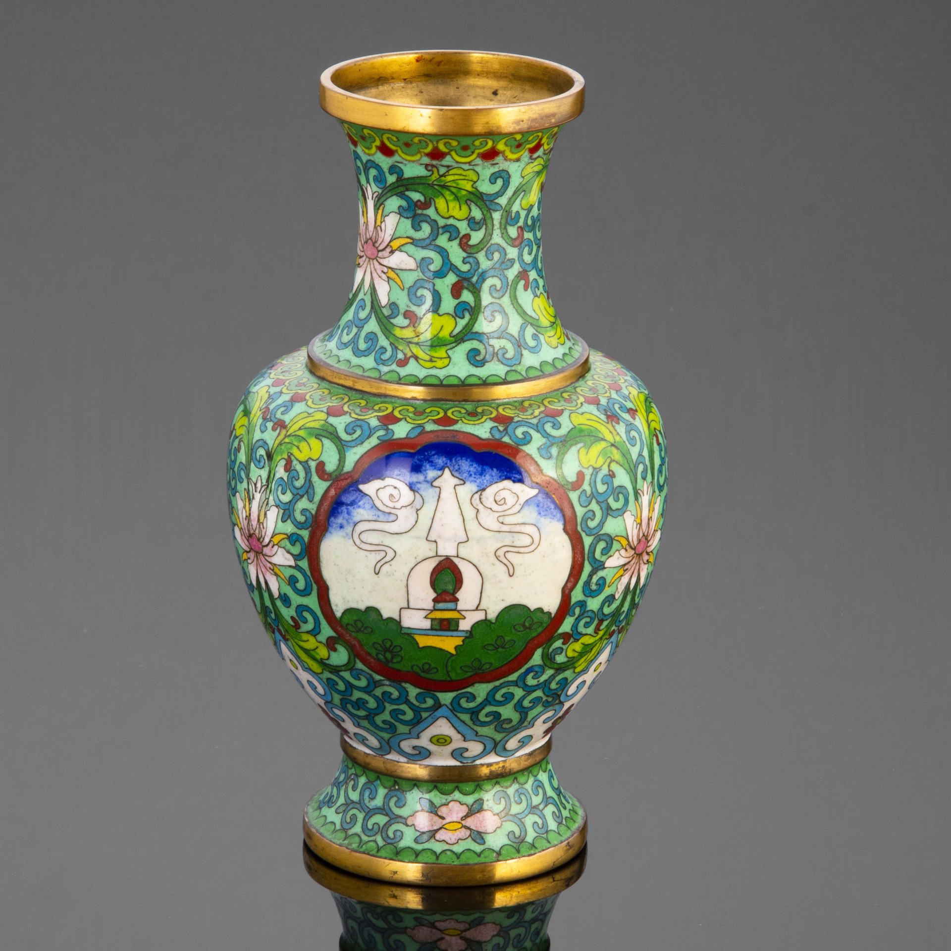 Ваза в технике клуазоне, медь, эмаль, Китай, 1890-1900 гг. стоимостью 19000 руб.