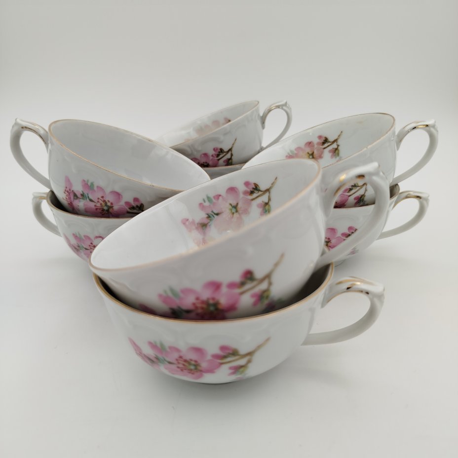 Набор из 8-ми чашек, декорированных изображениями цветущей вишни, фарфор, деколь, золочение ...