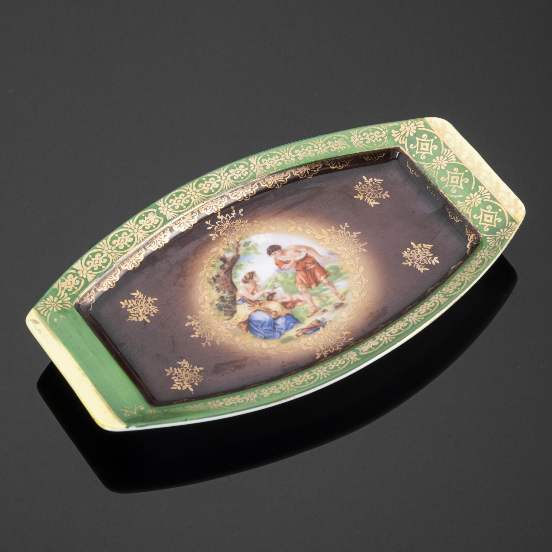 Поднос (лоток для мелочей), украшенный античной сценой в медальоне ...