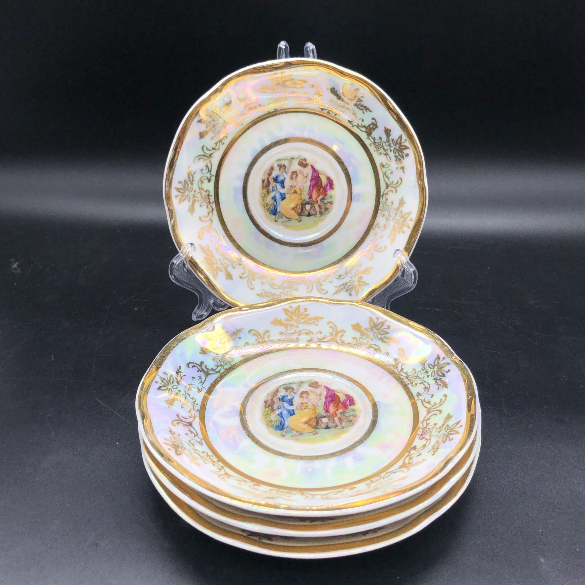 Набор из четырех блюдец с античной сценой, фарфор, деколь, золочение ...