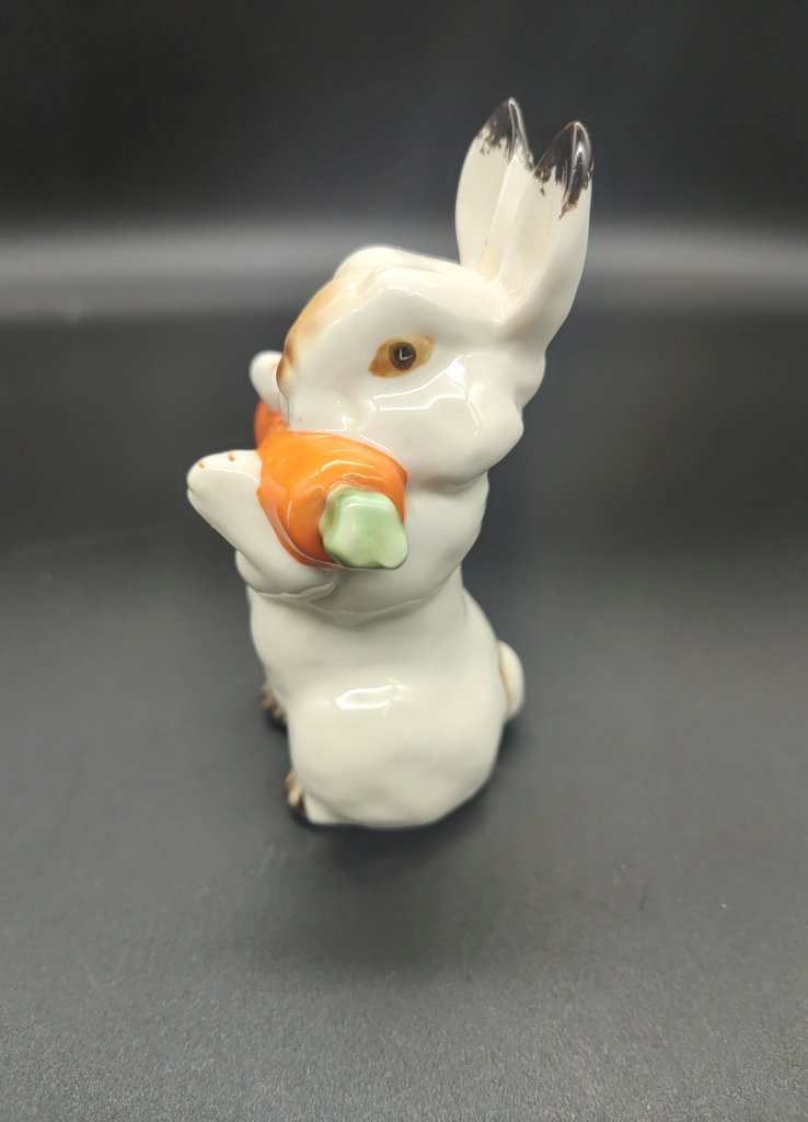 Статуэтка "Заяц с морковкой", скульптор Е.И. Чарушин, фарфор, роспись ...