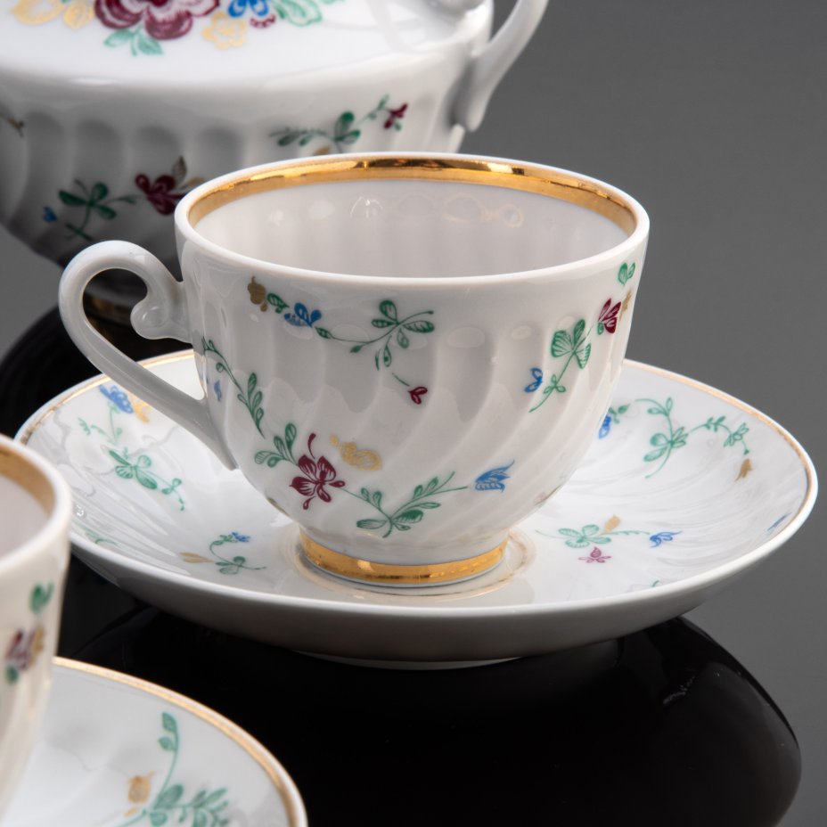 Сервиз чайный, украшенный цветочным декором, форма "Витая", фарфор ...