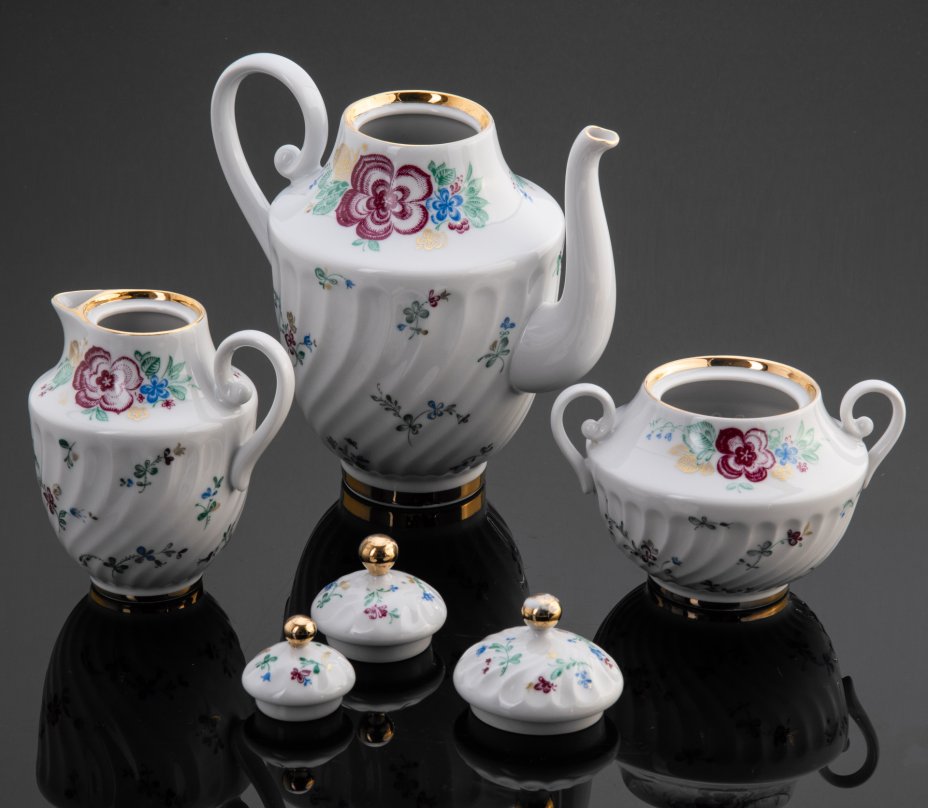 Сервиз чайный, украшенный цветочным декором, форма "Витая", фарфор ...