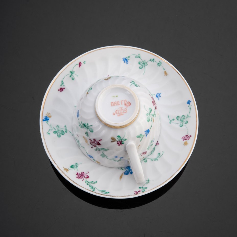 Сервиз чайный, украшенный цветочным декором, форма "Витая", фарфор ...