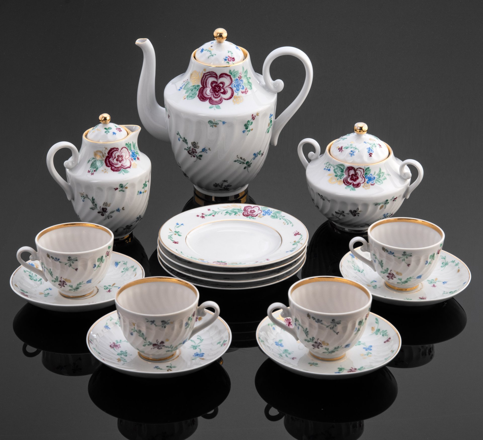 Сервиз чайный, украшенный цветочным декором, форма "Витая", фарфор ...