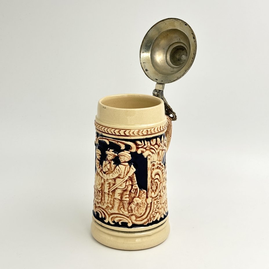 Кружка пивная с рельефным изображением охотников и напутствием ...