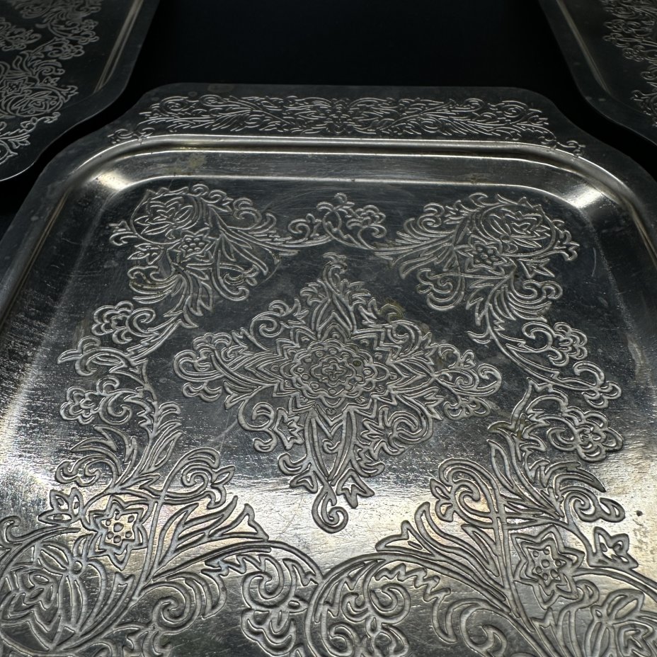 Набор из трёх подносов квадратной формы с растительным декором, металл ...