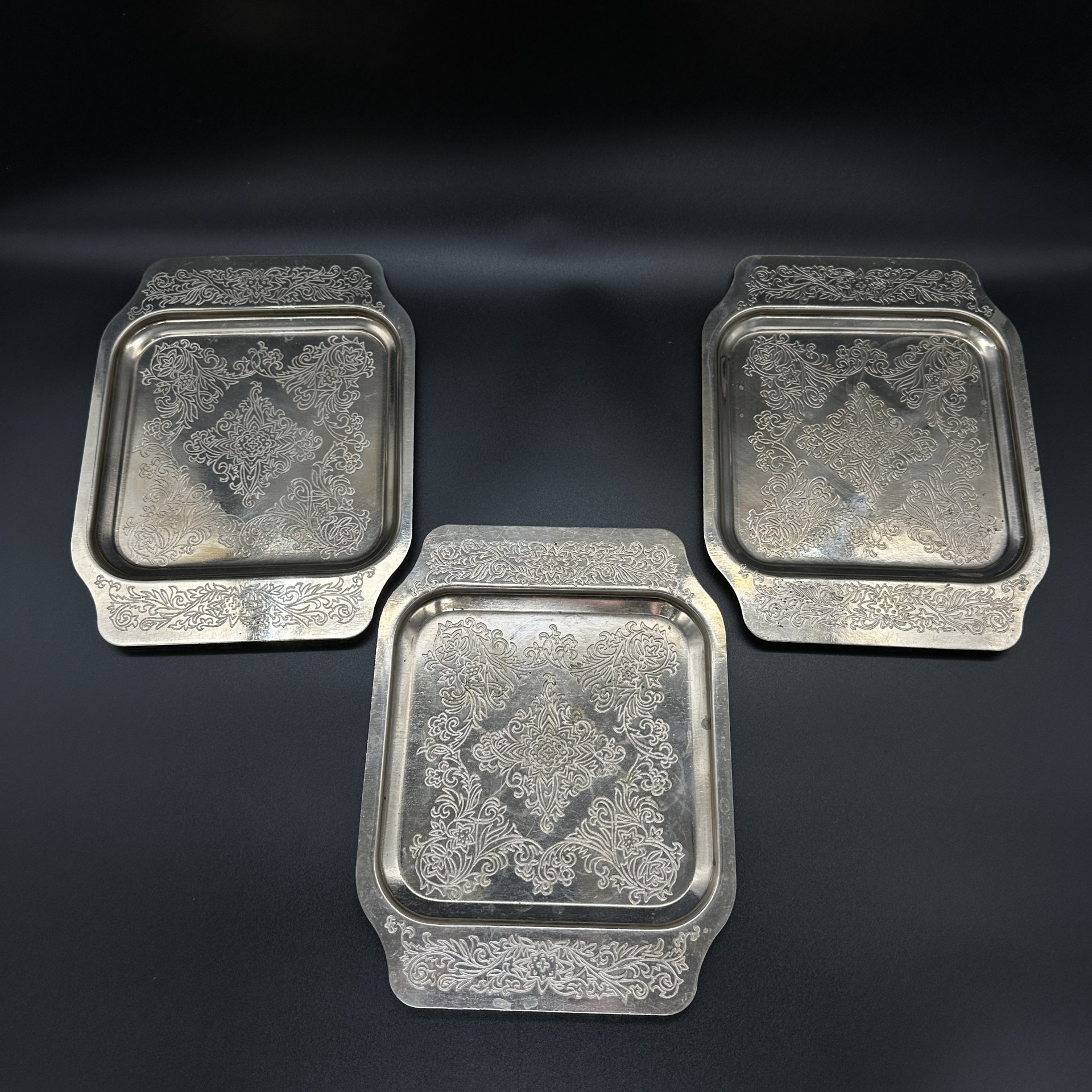 Набор из трёх подносов квадратной формы с растительным декором, металл ...