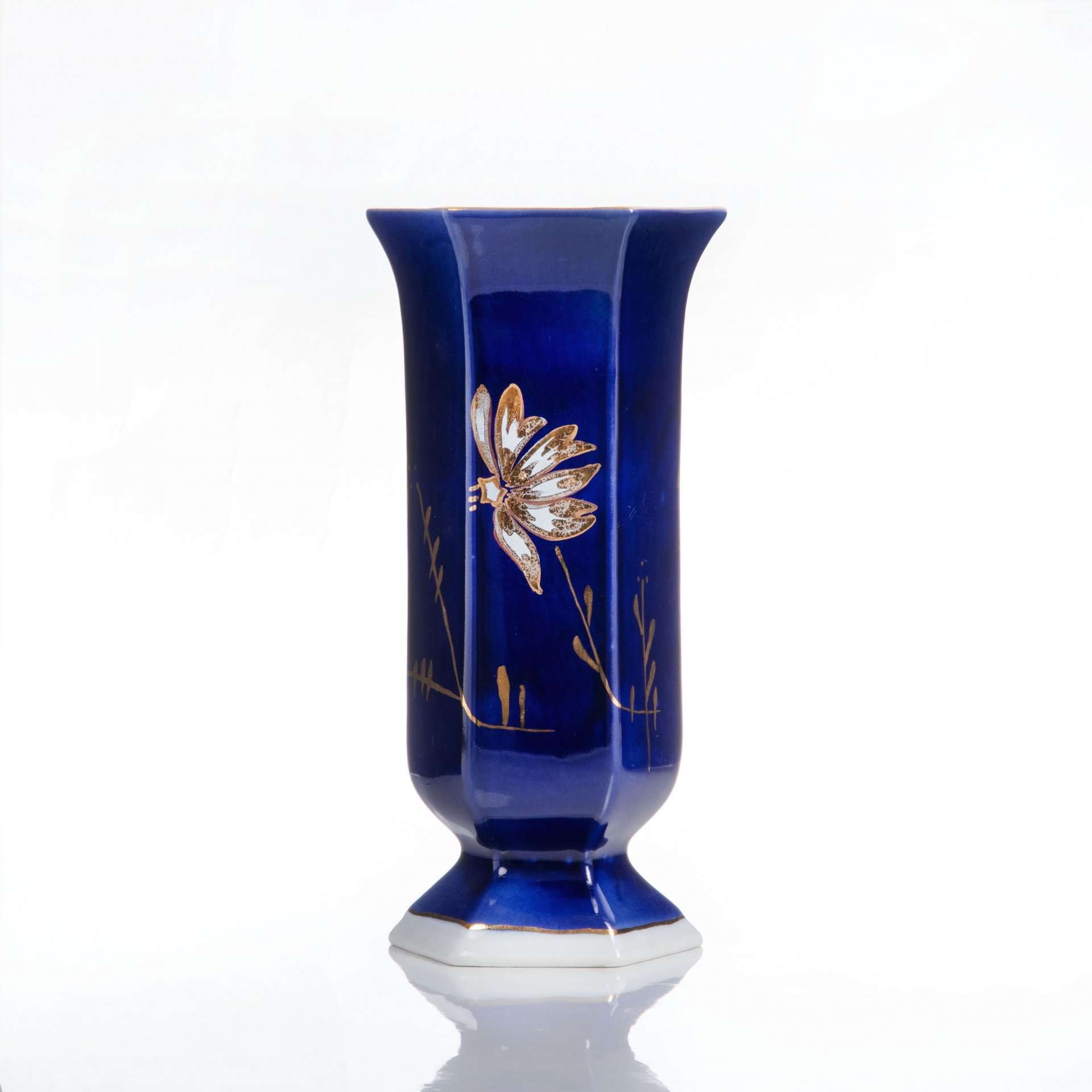 Ваза для цветов с шестигранным туловом и цветочным декором, фарфор ...