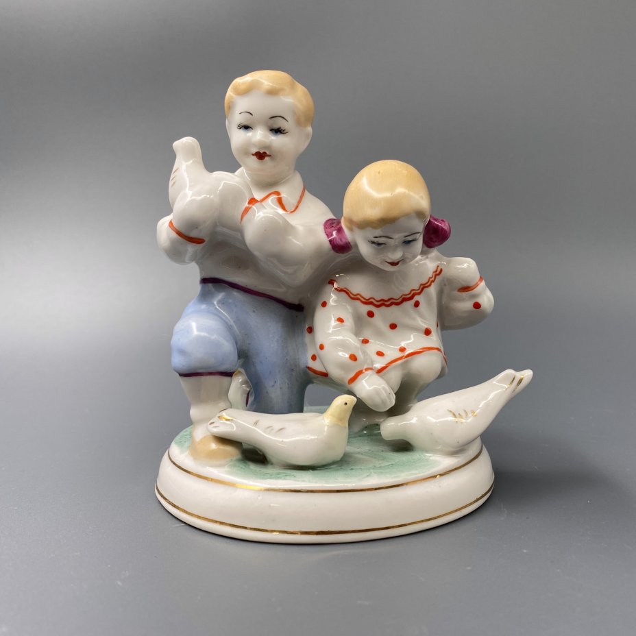 Статуэтка Дети кормят голубей автор С Голембовская фарфор роспись золочение Полонский