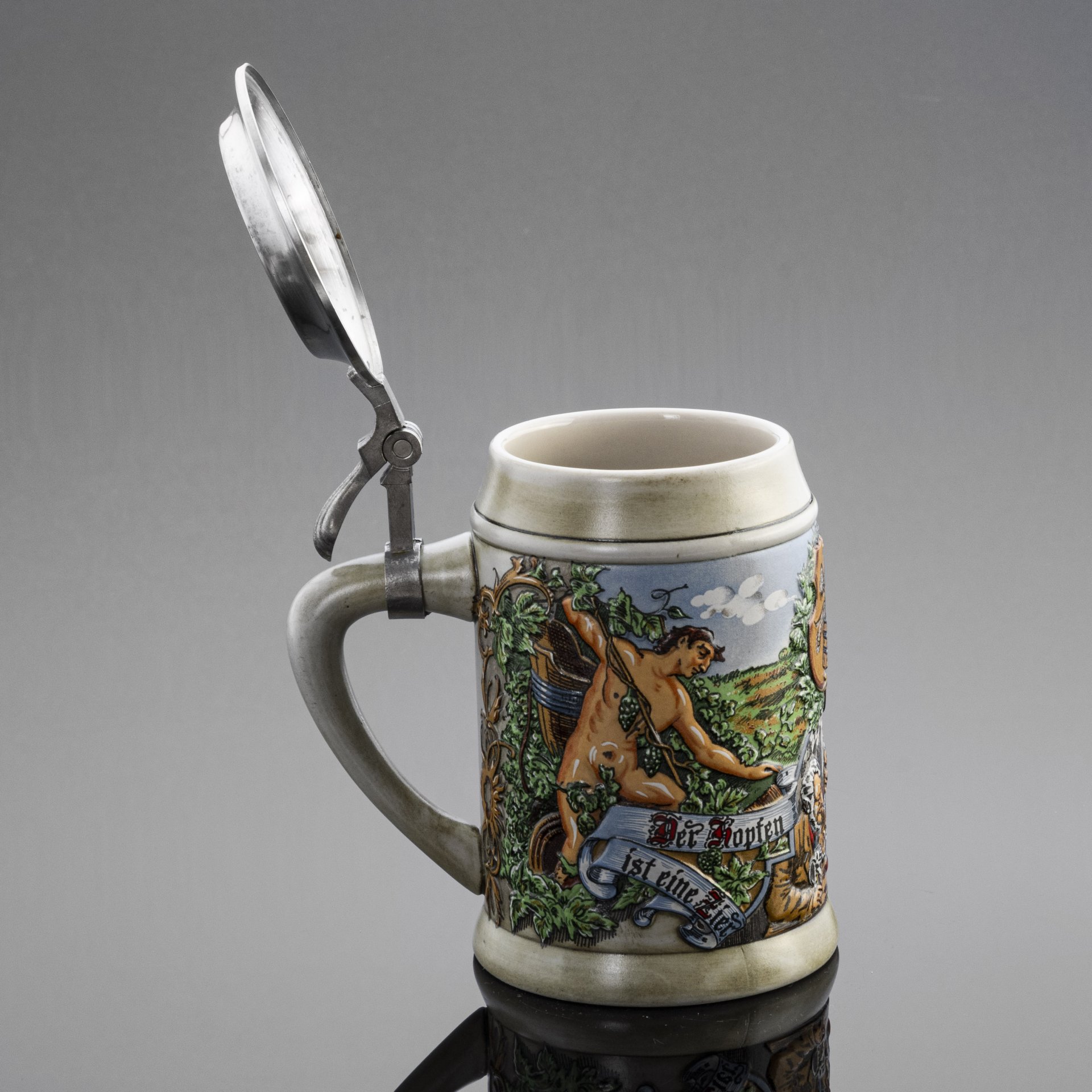 Пивная кружка с крышкой, украшенная сценами сельской жизни и надписью ...