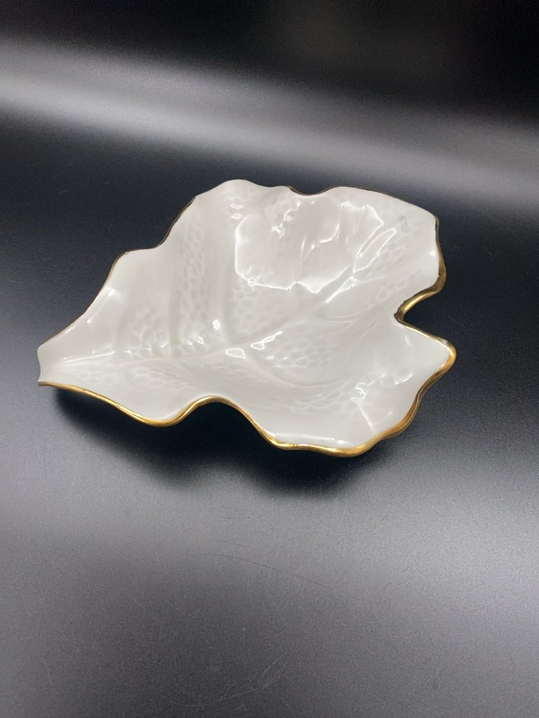 Конфетница в виде листа, фарфор, золочение, Дулевский фарфоровый завод ...