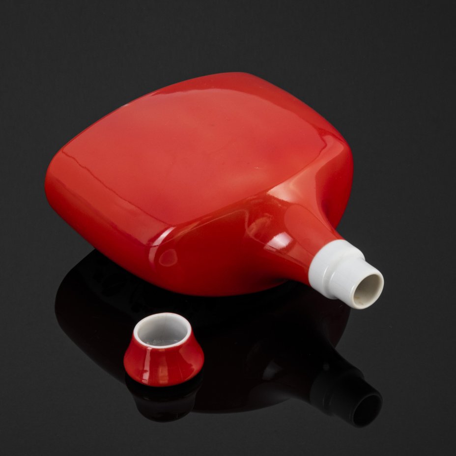 Штоф, украшенный красными цветами, фарфор, крытье, роспись ...