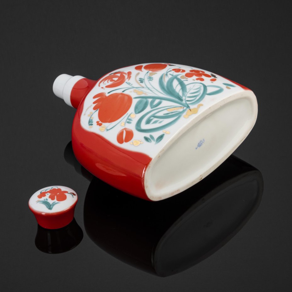 Штоф, украшенный красными цветами, фарфор, крытье, роспись ...