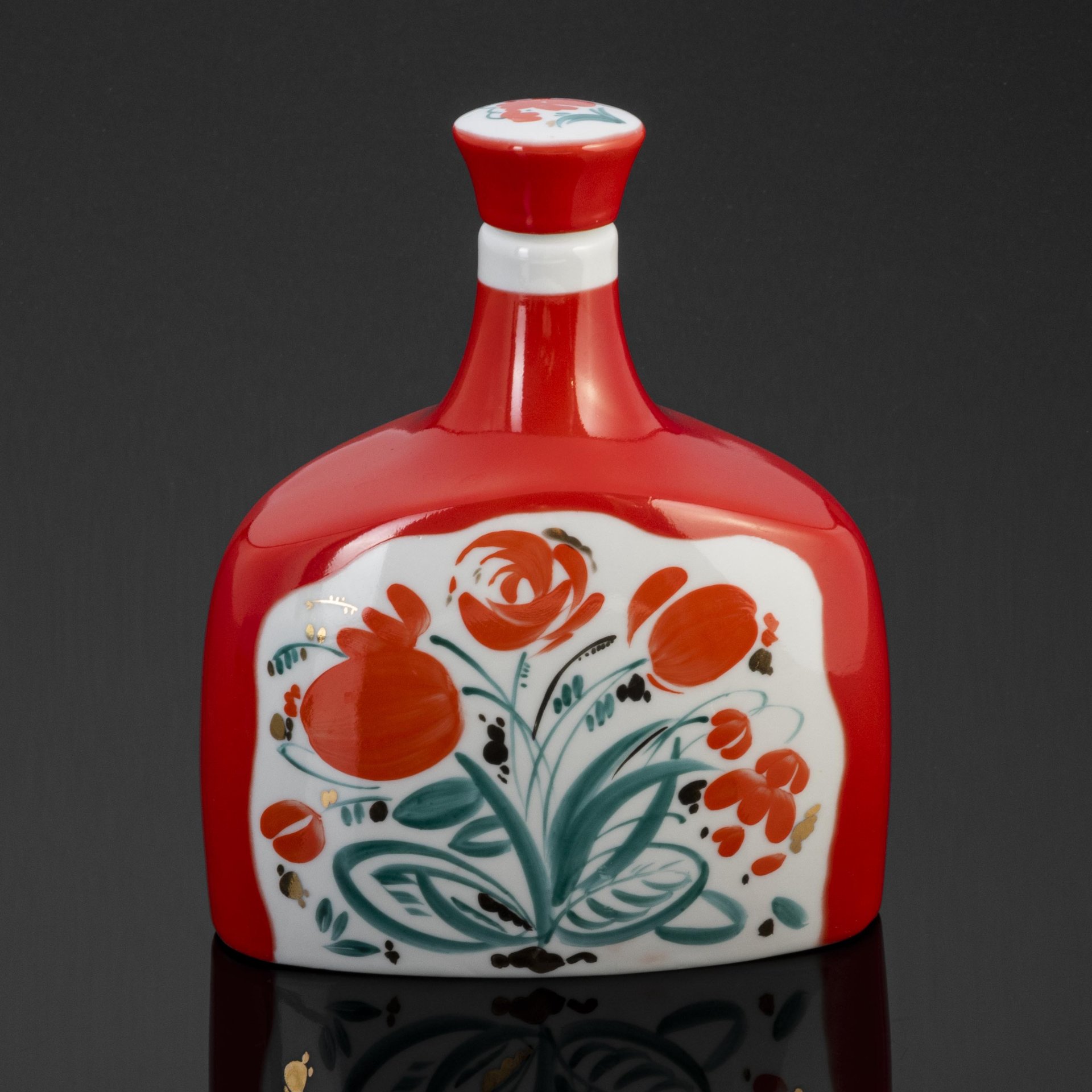 Штоф, украшенный красными цветами, фарфор, крытье, роспись ...