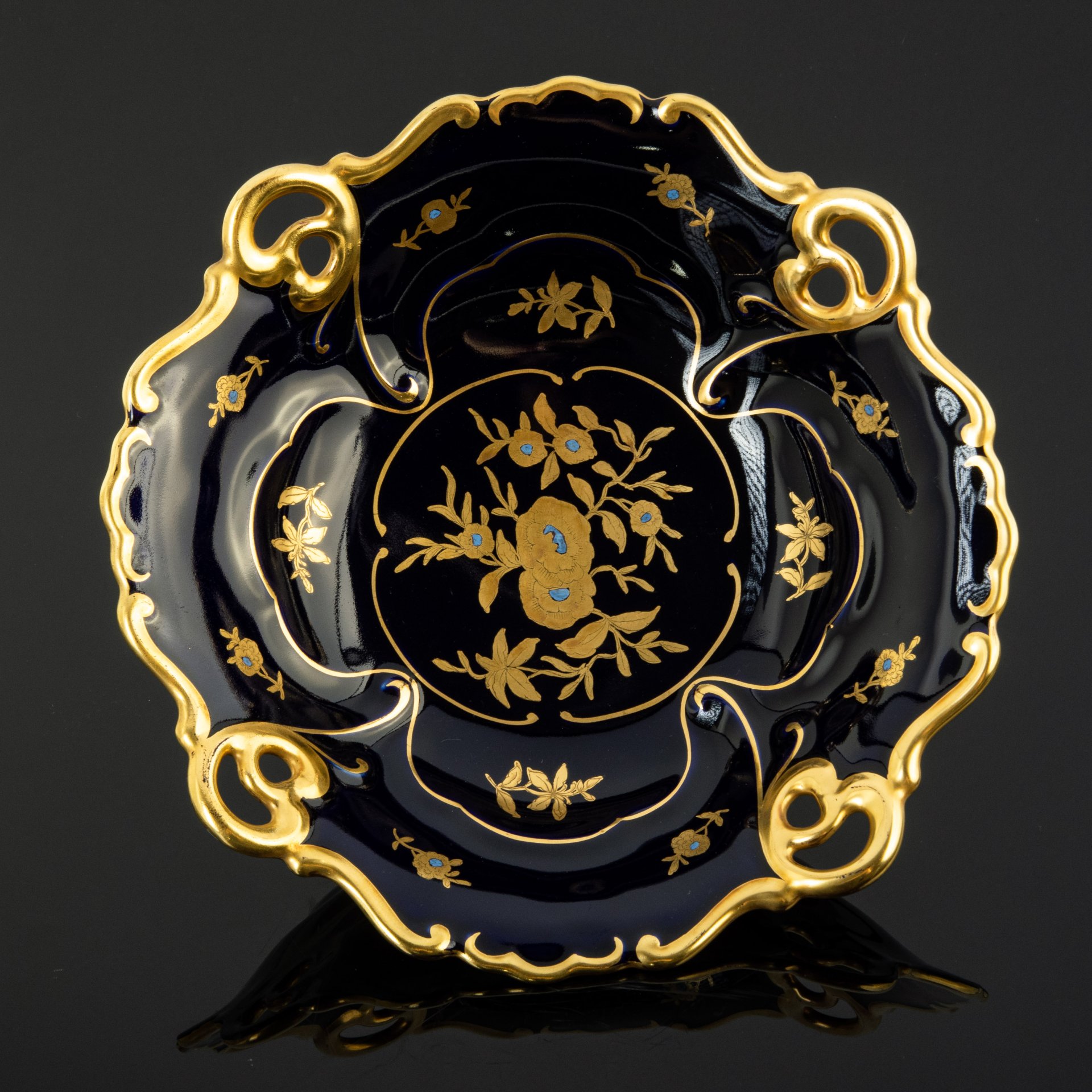 Блюдо (фруктовница) с рельефным прорезным бортом и цветочным декором ...