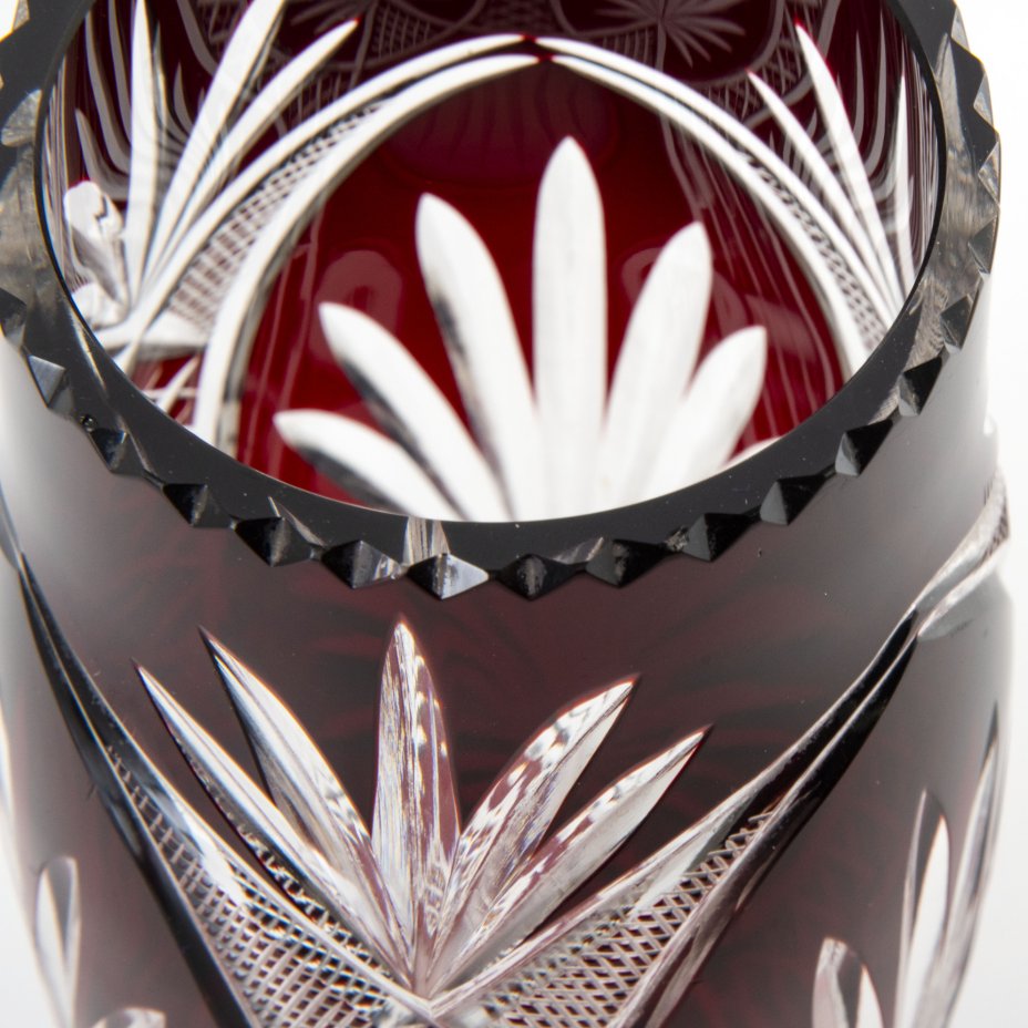 Ваза из рубинового стекла, украшенная резным орнаментом по тулову ...