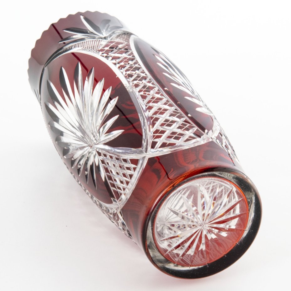 Ваза из рубинового стекла, украшенная резным орнаментом по тулову ...