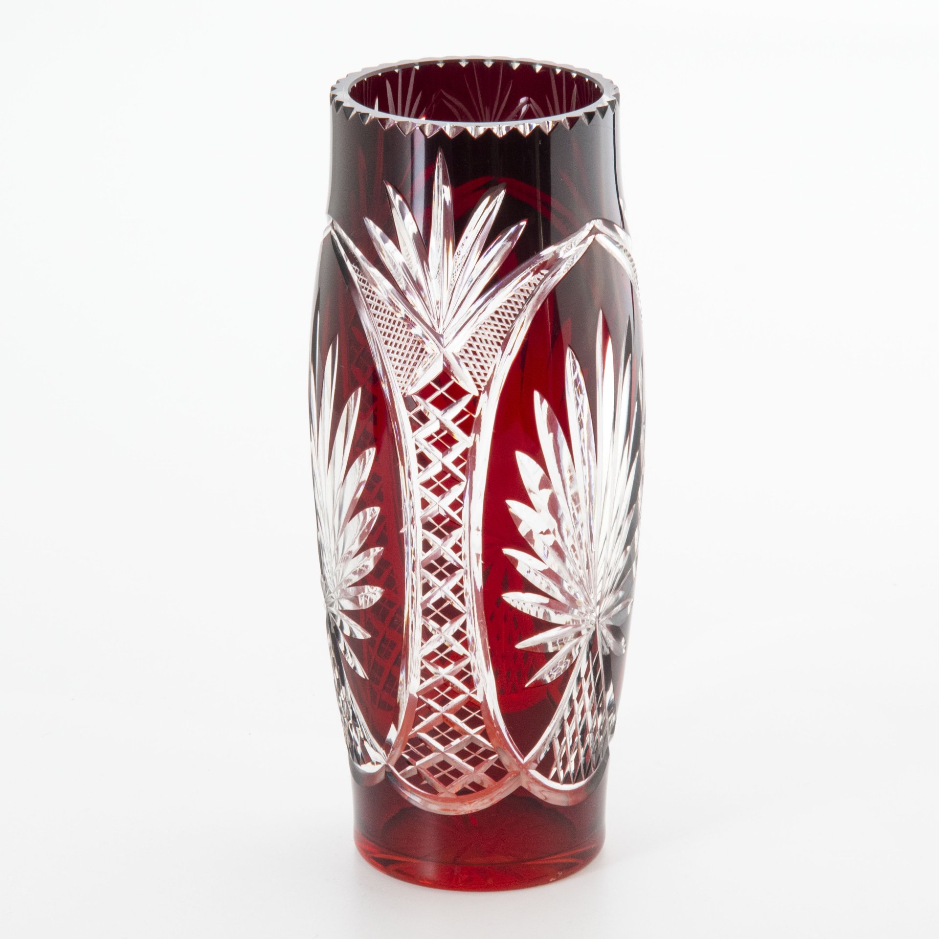 Ваза из рубинового стекла, украшенная резным орнаментом по тулову ...