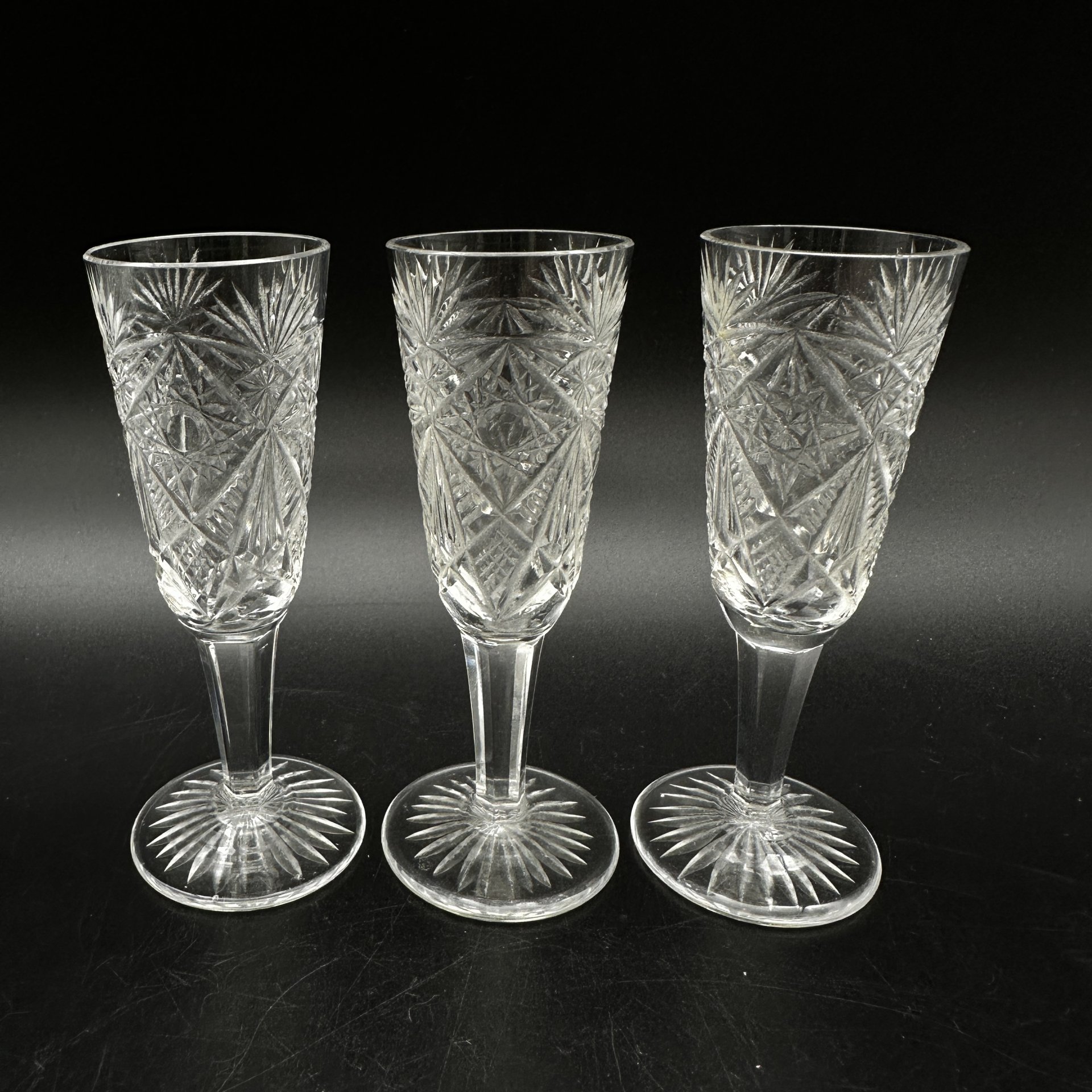 Набор для крепких напитков из 3-х рюмок, стекло, резьба, СССР, 1970-1991 гг. стоимостью 1490 руб.