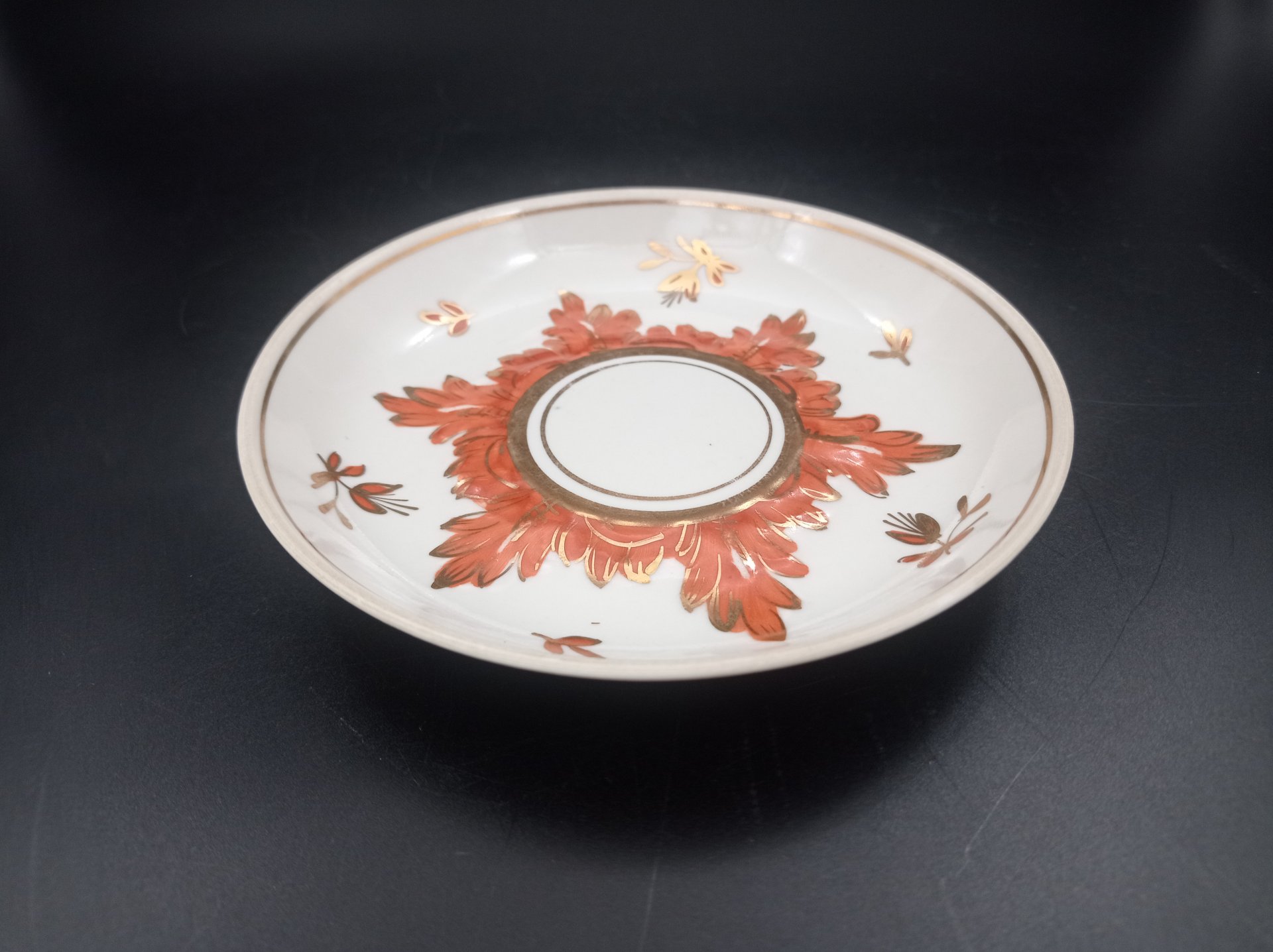 Блюдце с растительным декором "Барбарис", фарфор, роспись, золочение ...