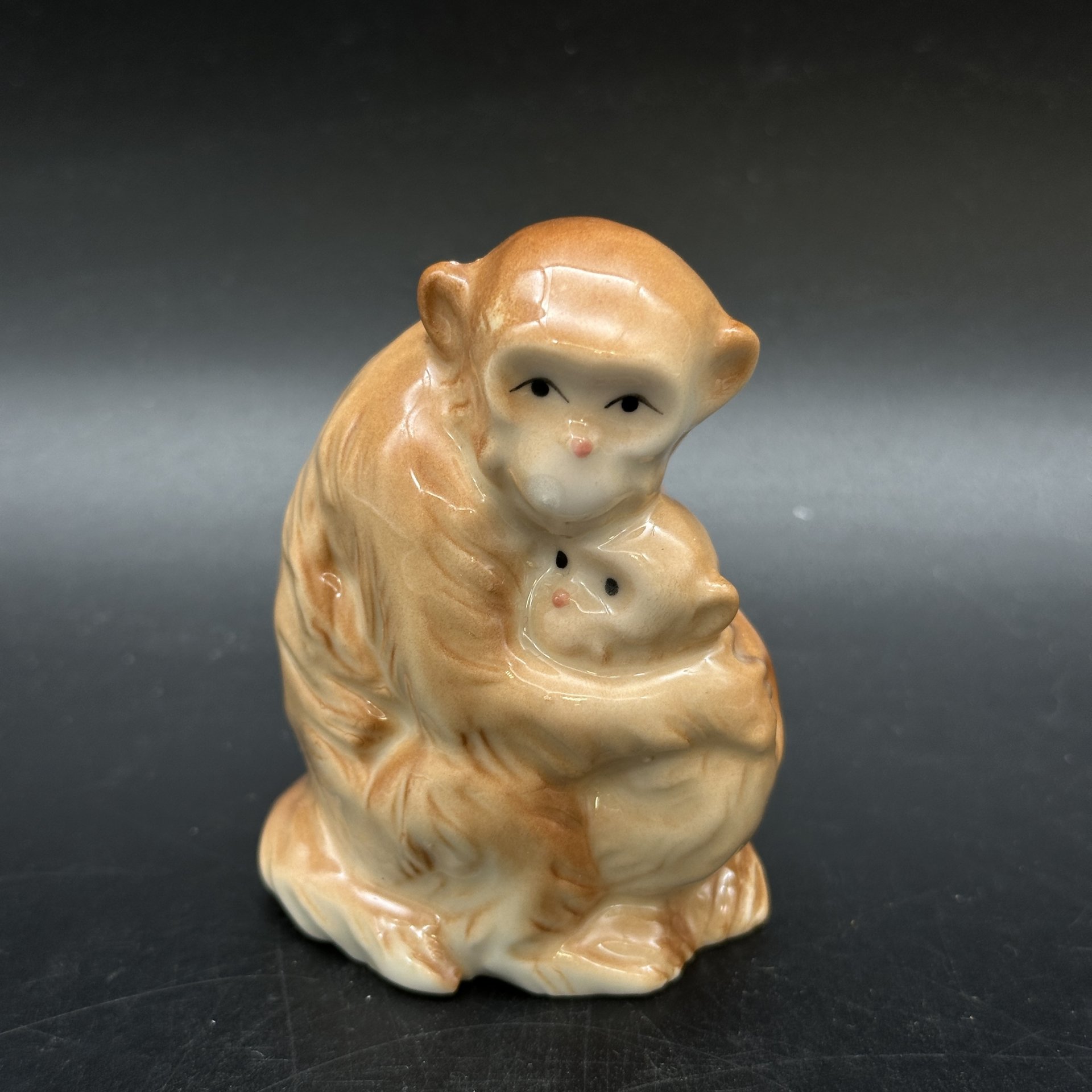 Статуэтка "Семья" (Обезьяна с обезьянкой), фарфор, аэрография, СССР, 1970-1991 гг. стоимостью ...