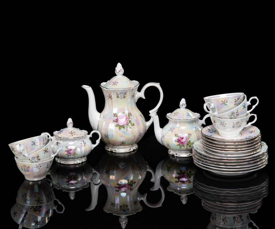 Сервиз чайно-кофейный на 6 персон, декорированный изображениями роз (, фарфор, деколь, люстр ...