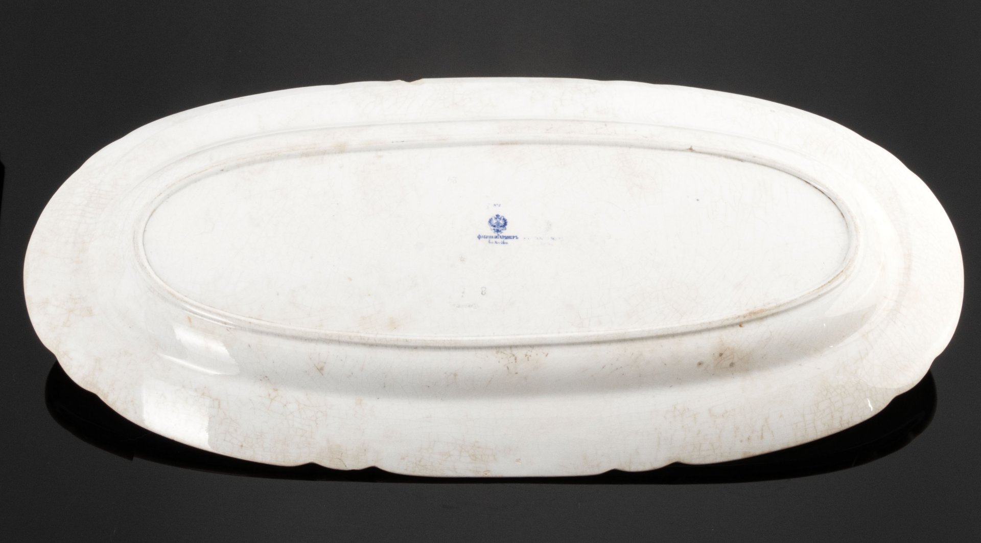 Блюдо большое овальной формы с орнаментом вдоль борта и цветочной ...