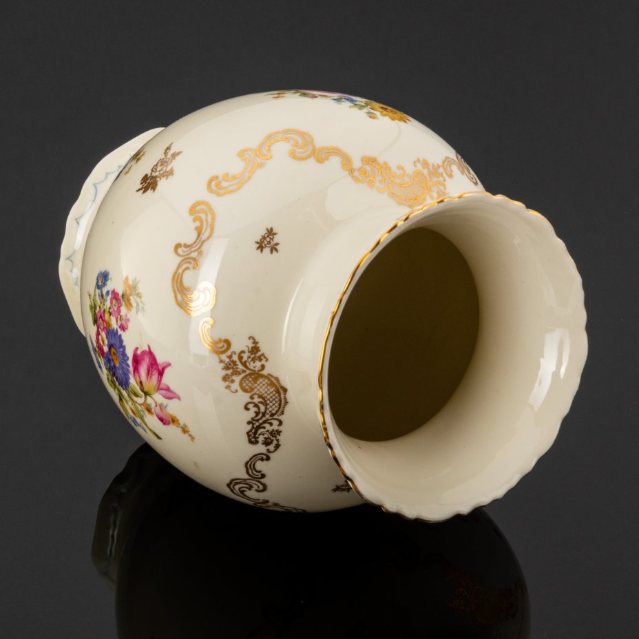 Ваза, украшенная цветочным декором и фигурным бортом, фарфор, деколь, золочение, Reichenbach ...
