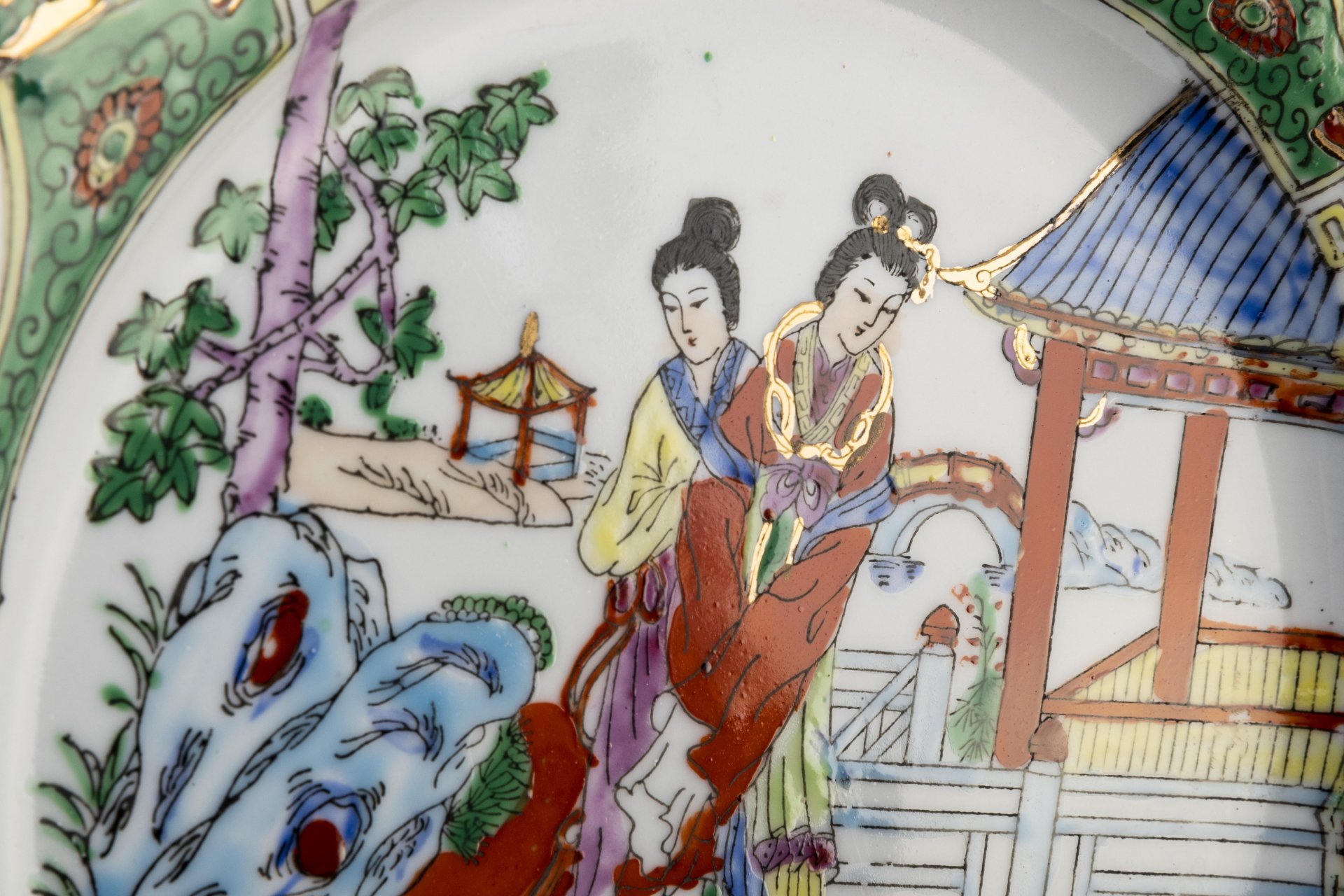 Тарелка декоративная с изображением двух девушек на фоне пагоды и ...