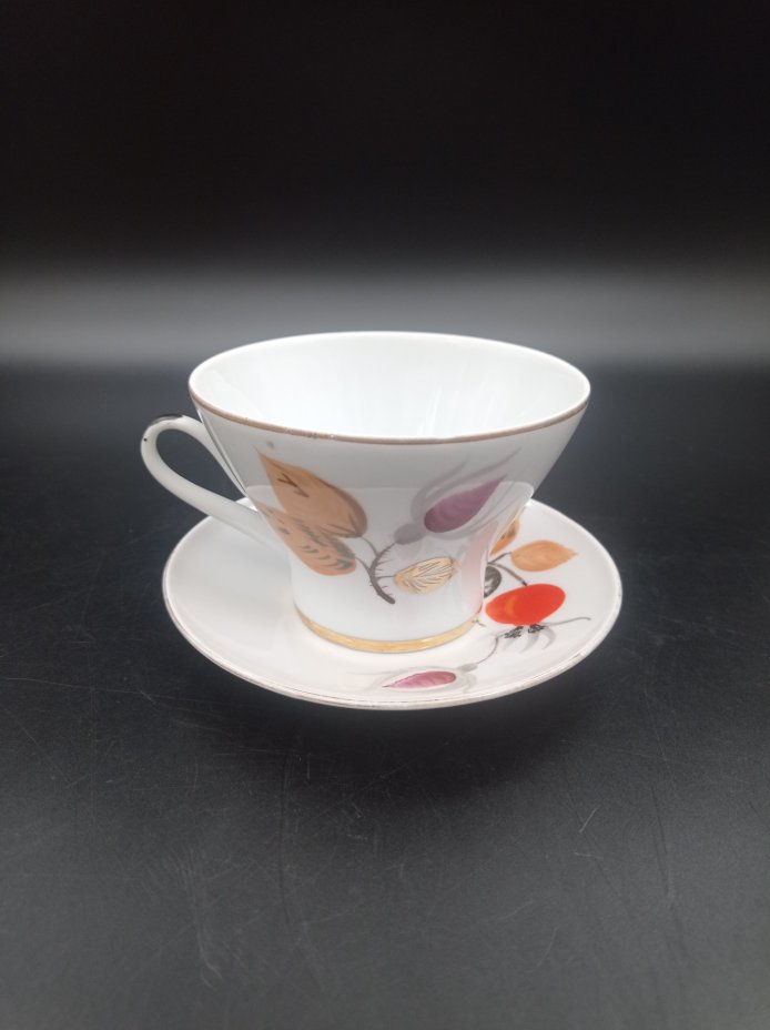 Чайная пара из сервиза "Шиповник", фарфор, роспись, золочение, Ленинградский фарфоровый завод ...