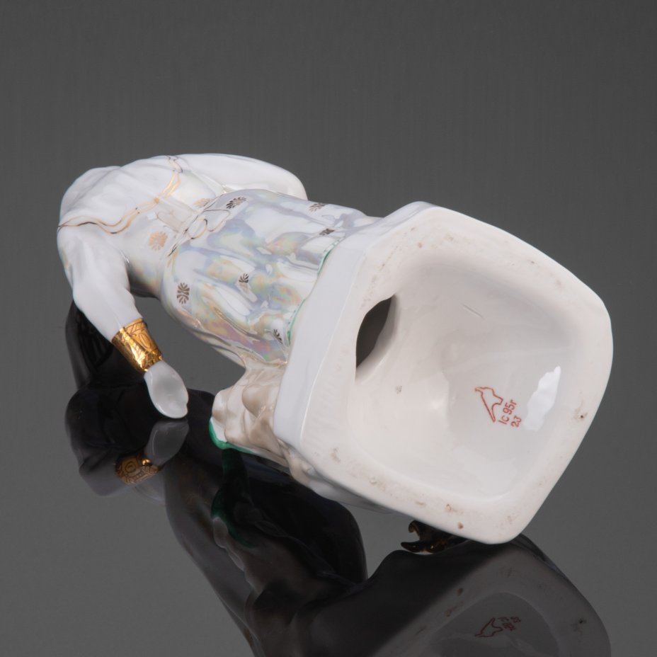 Статуэтка "Дары хозяйки Медной горы", скульптор Кожин П.М, фарфор ...