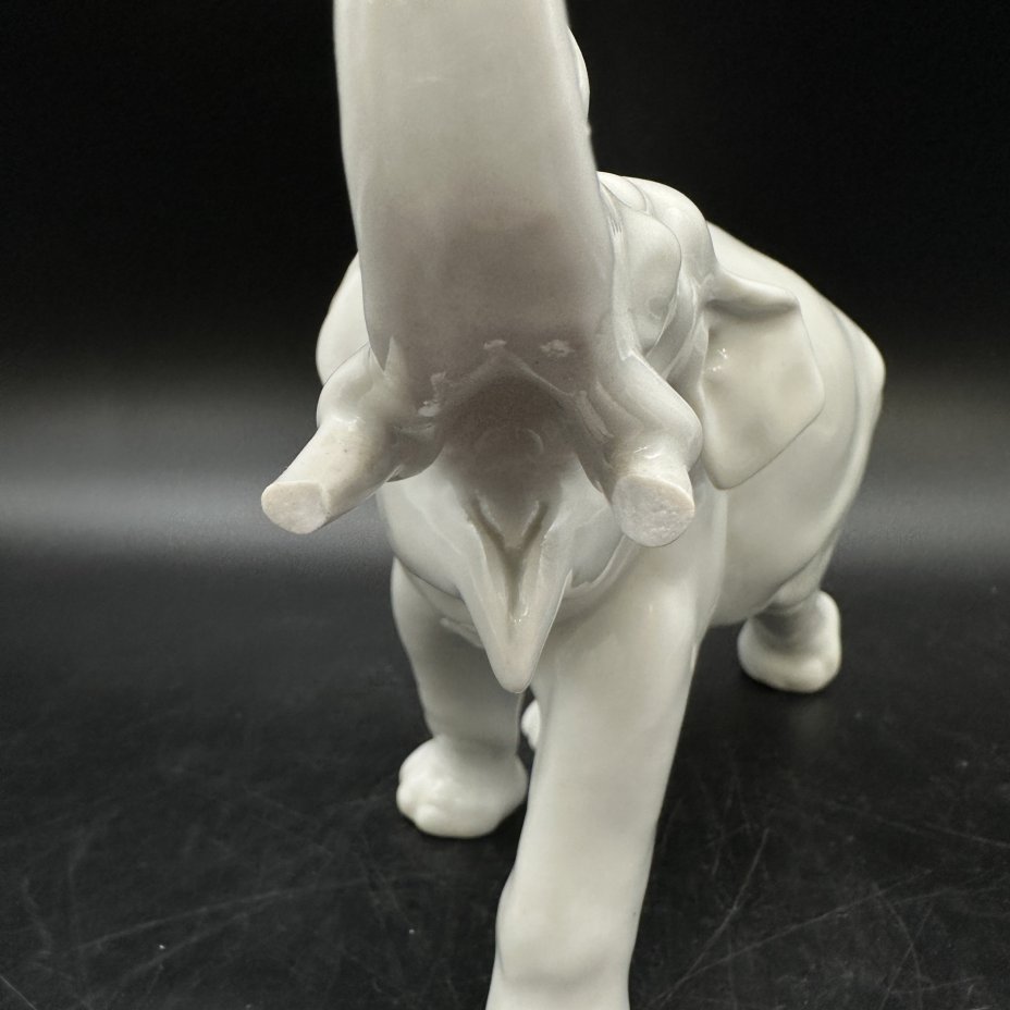 Статуэтка "Слон", фарфор, Ленинградский фарфоровый завод (ЛФЗ), СССР, 1970-1991 гг. стоимостью ...