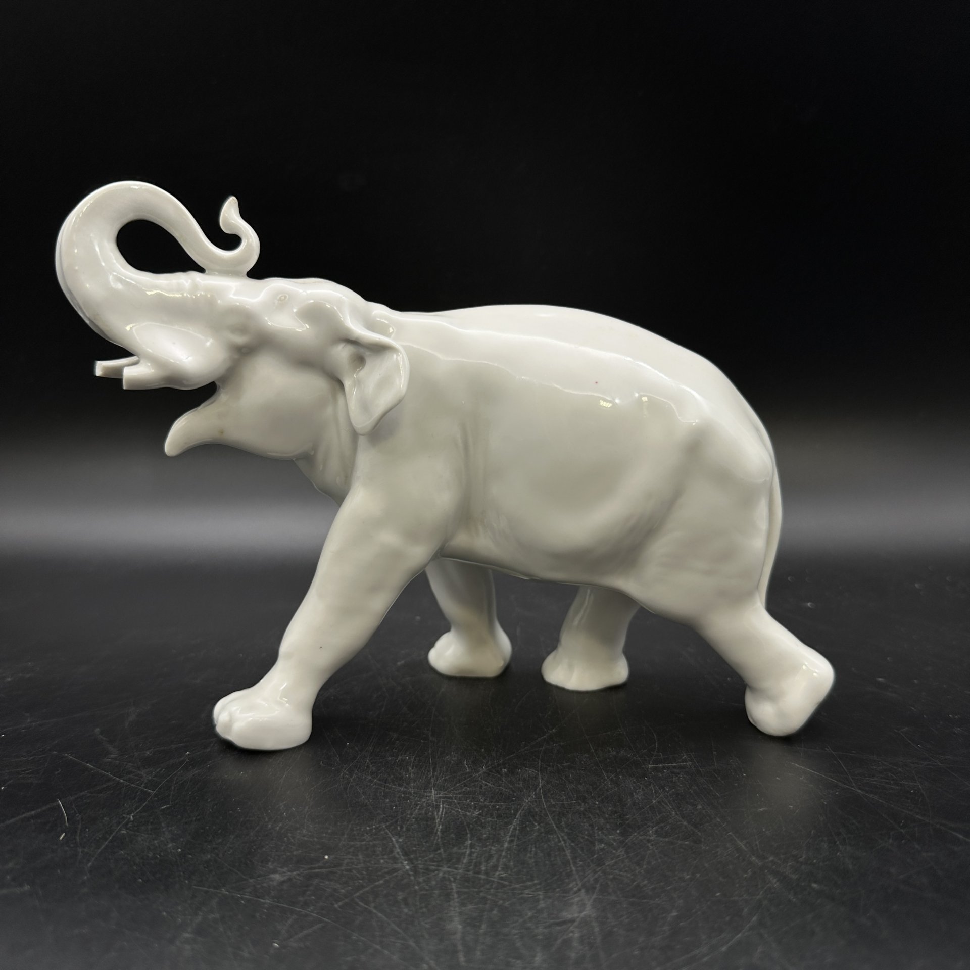 Статуэтка "Слон", фарфор, Ленинградский фарфоровый завод (ЛФЗ), СССР, 1970-1991 гг. стоимостью ...