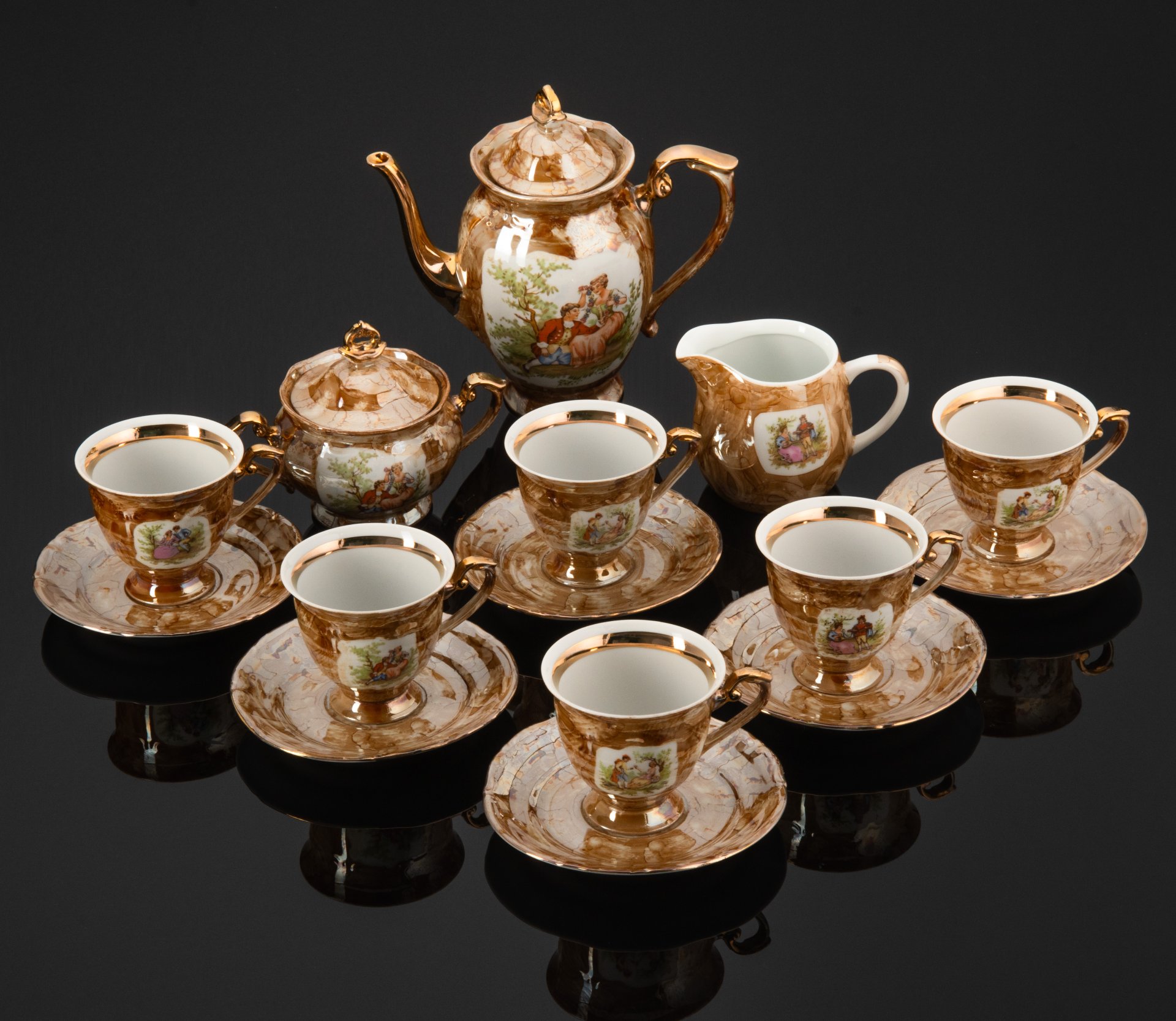 Чайно-кофейный сервиз на 6 персон, украшенный галантными сценами, фарфор, деколь, люстр ...