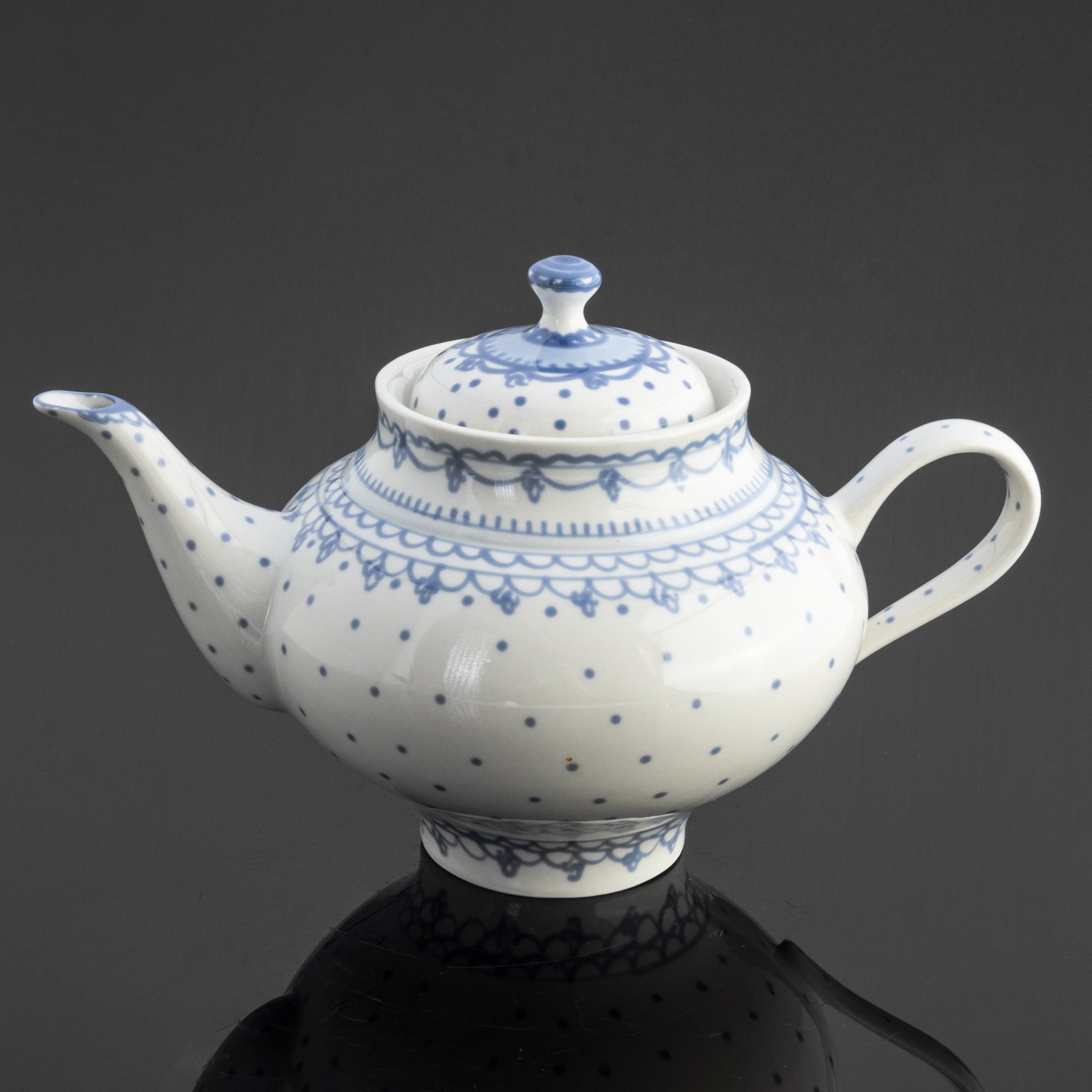 Чайник заварочный с ажурным орнаментом в бело-голубой гамме, фарфор ...