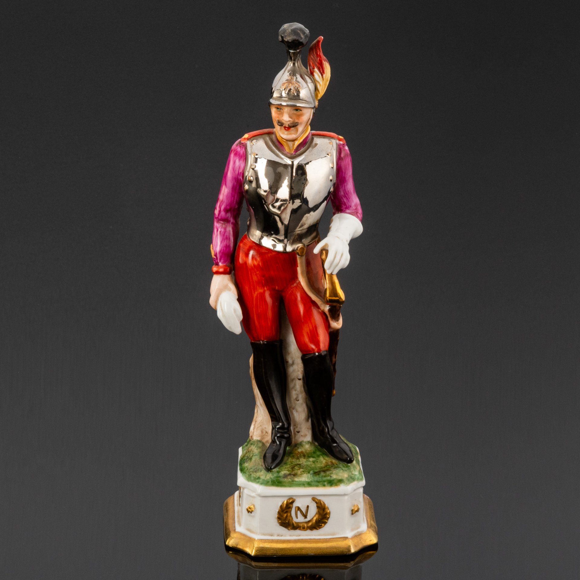 Статуэтка "Солдат армии Наполеона. Кирасир", фарфор, роспись, золочение ...